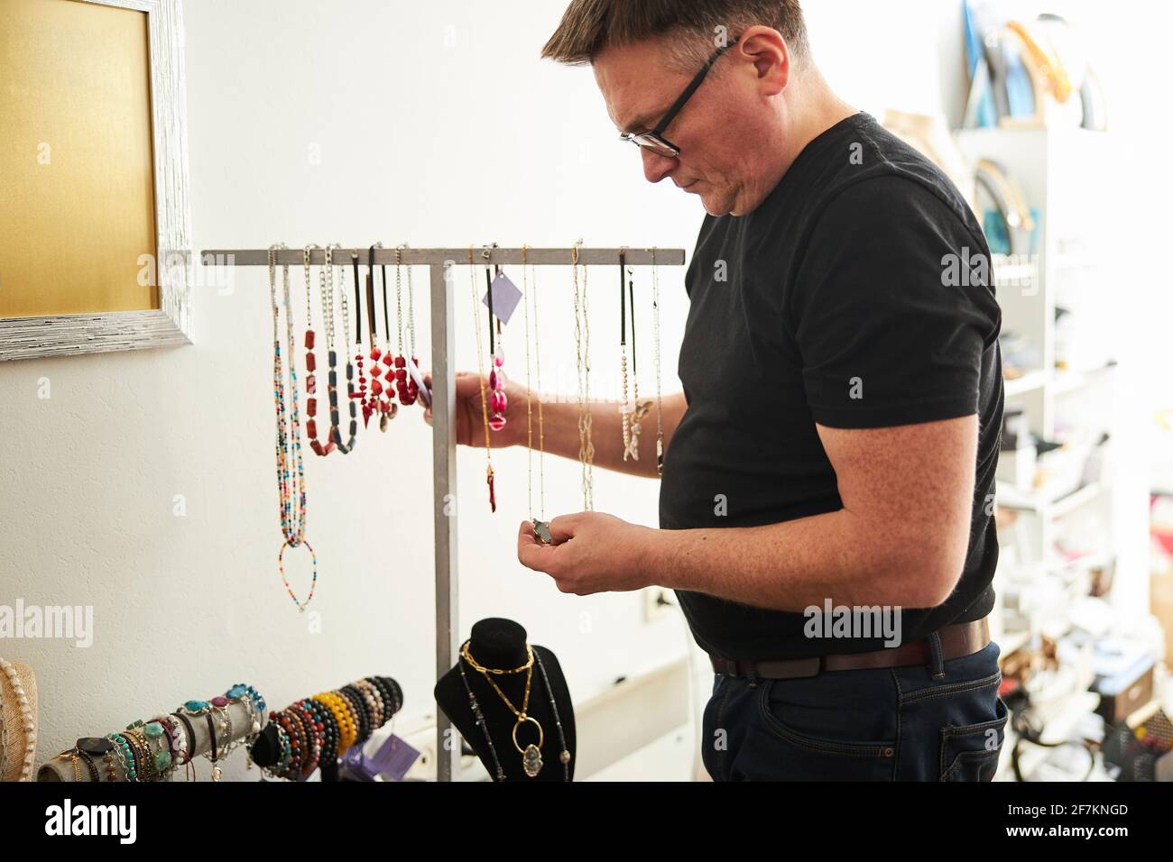 Inspecting jewelry hi-res stock photography and images - Alamy