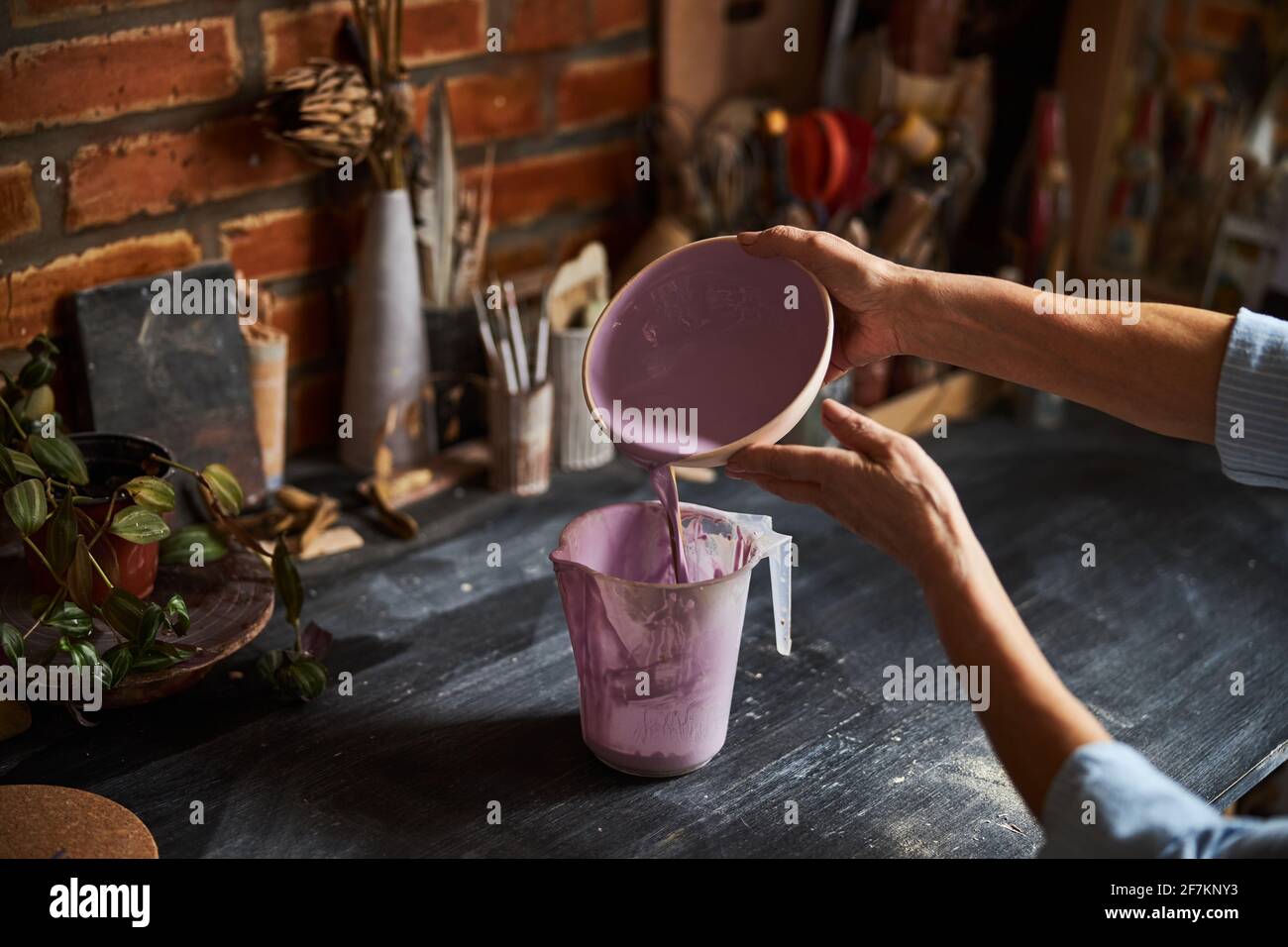 Female artist painting clay hi-res stock photography and images - Alamy