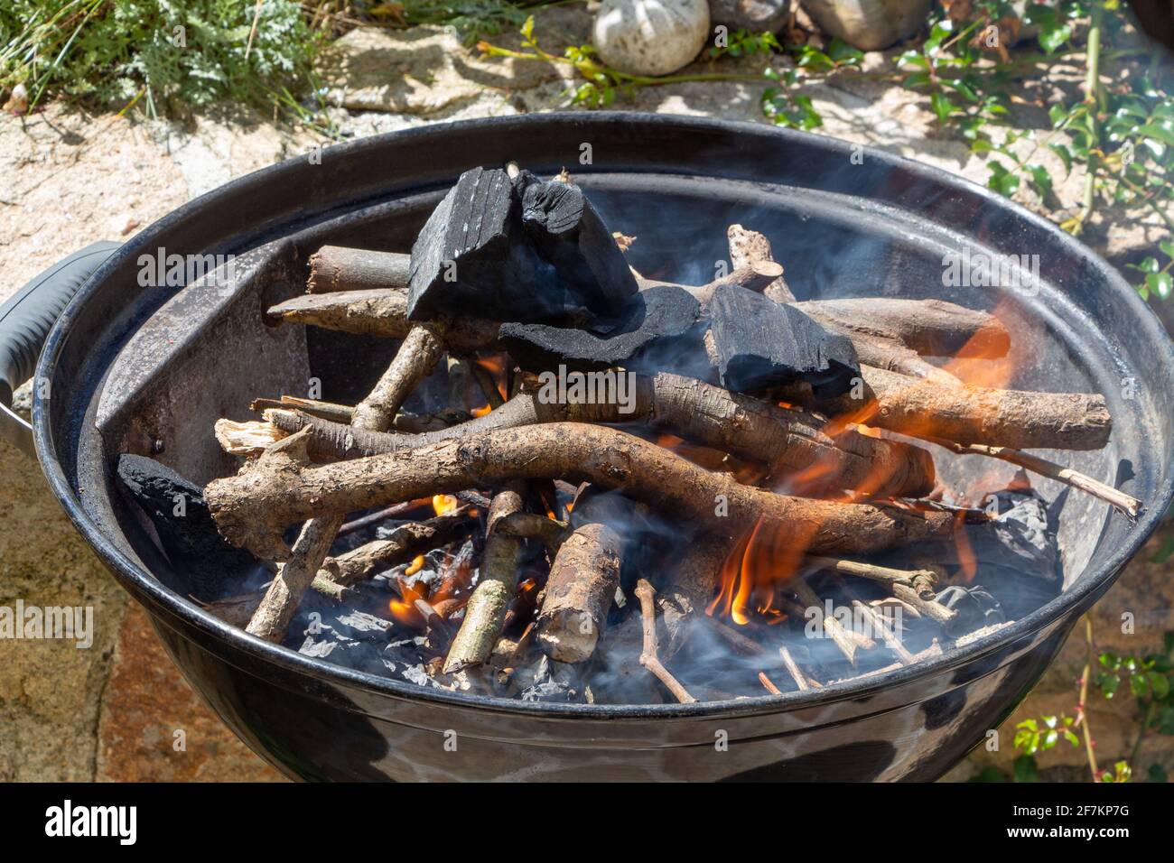 Lit barbecue hi-res stock photography and images - Alamy