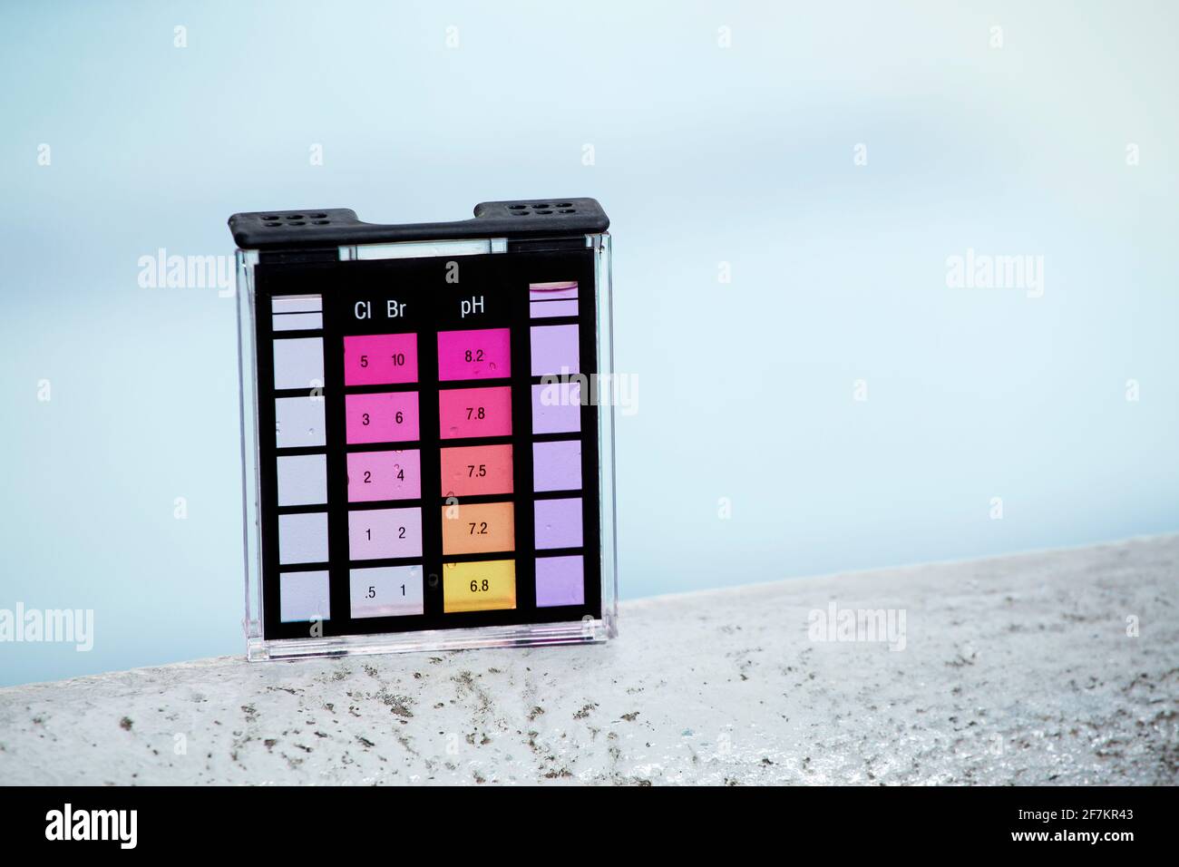 Measurement of pH and chlorine in swimming pools Stock Photo - Alamy