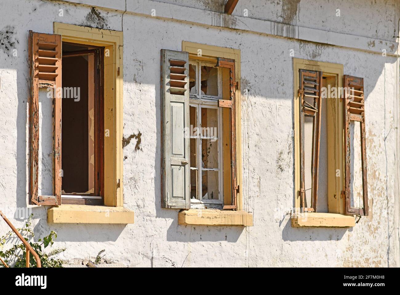 Broken shutter hi-res stock photography and images - Alamy