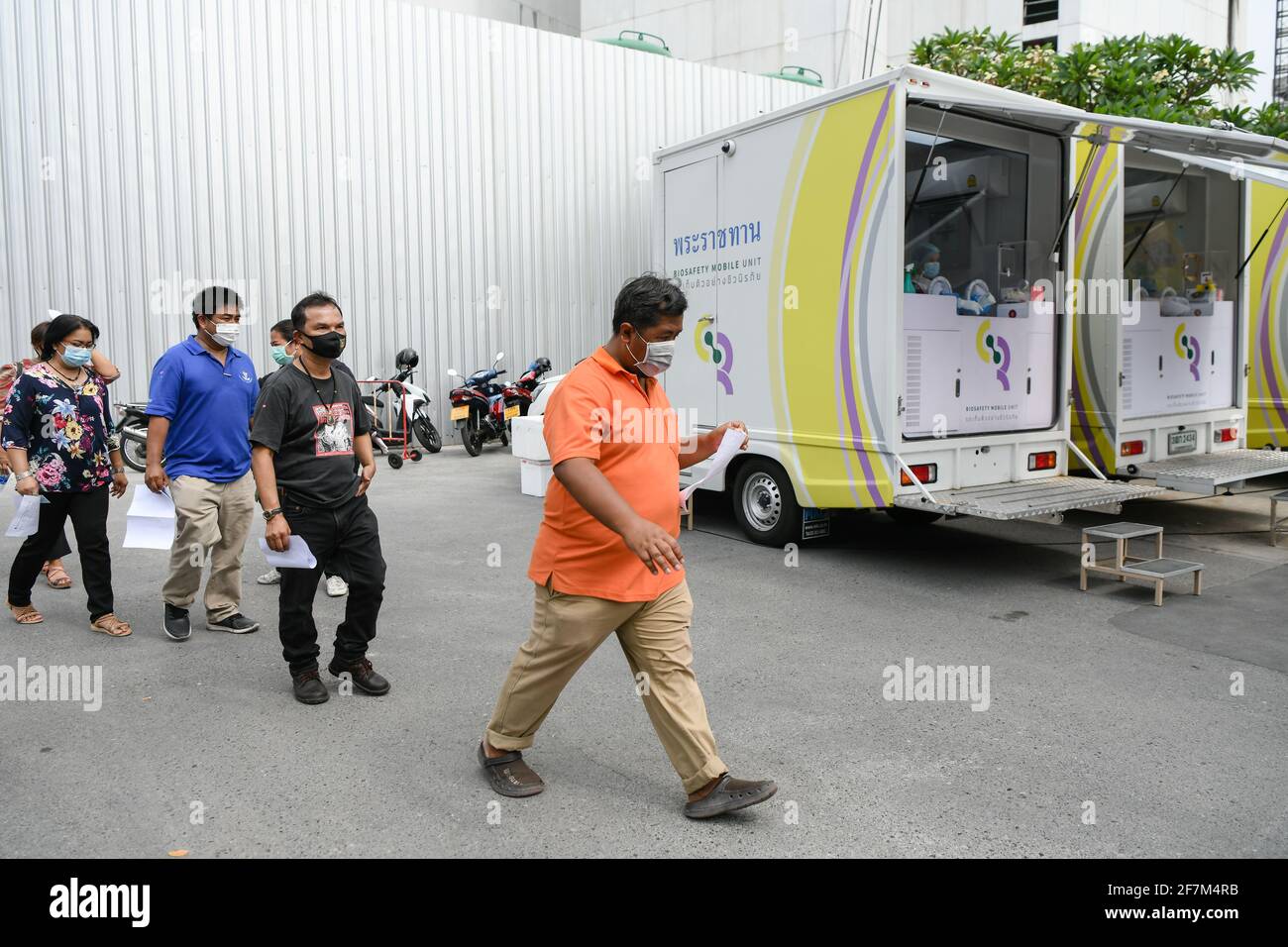 Queue outside nightclub hi-res stock photography and images - Alamy