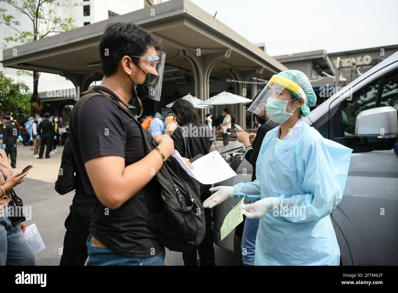 A health worker wearing a personal protective equipment suite (PPE ...