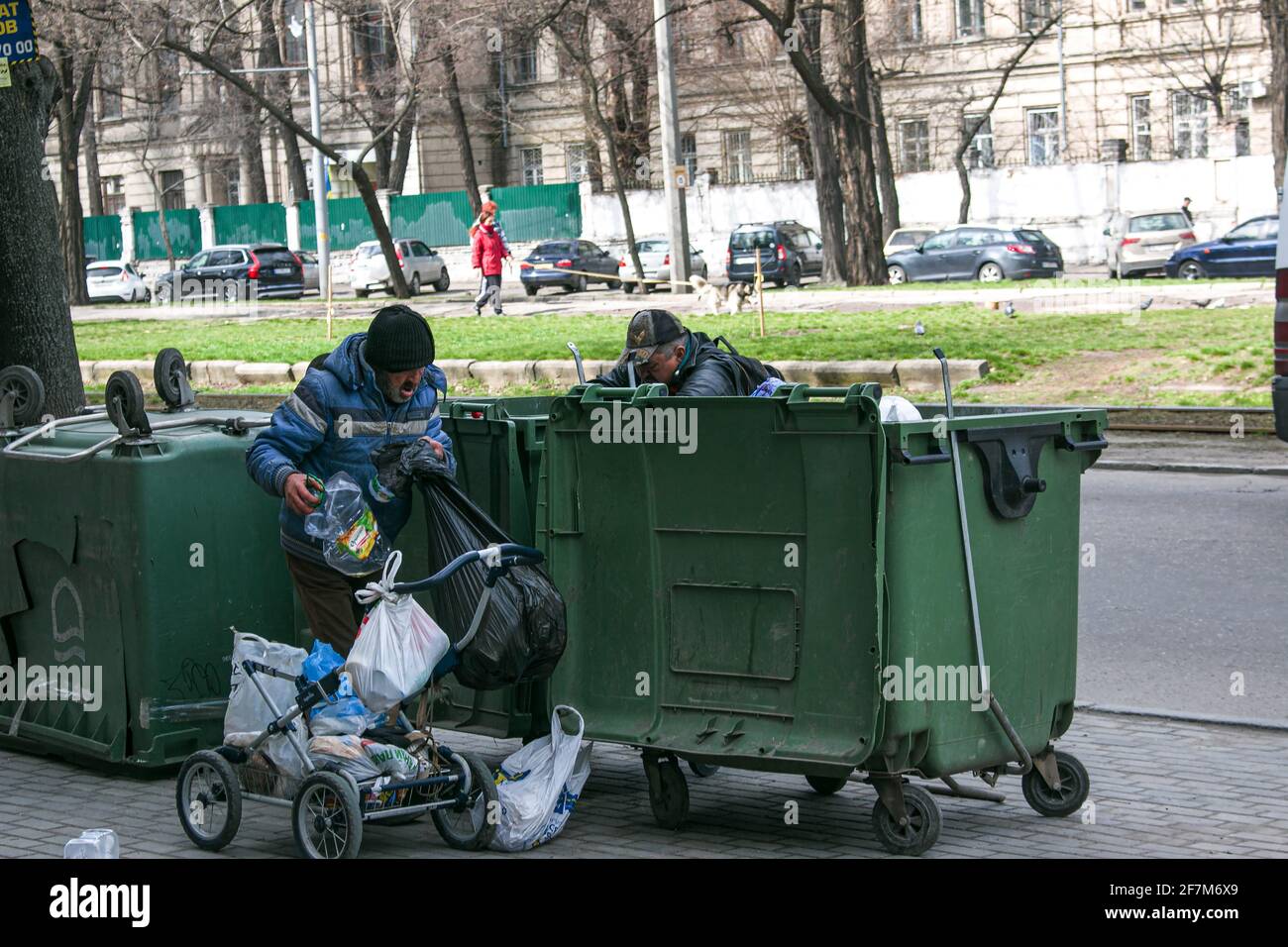 Homeless trash bin hi-res stock photography and images - Alamy