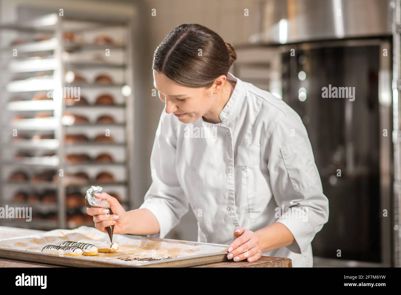 Woman pastry chef bag hi-res stock photography and images - Alamy