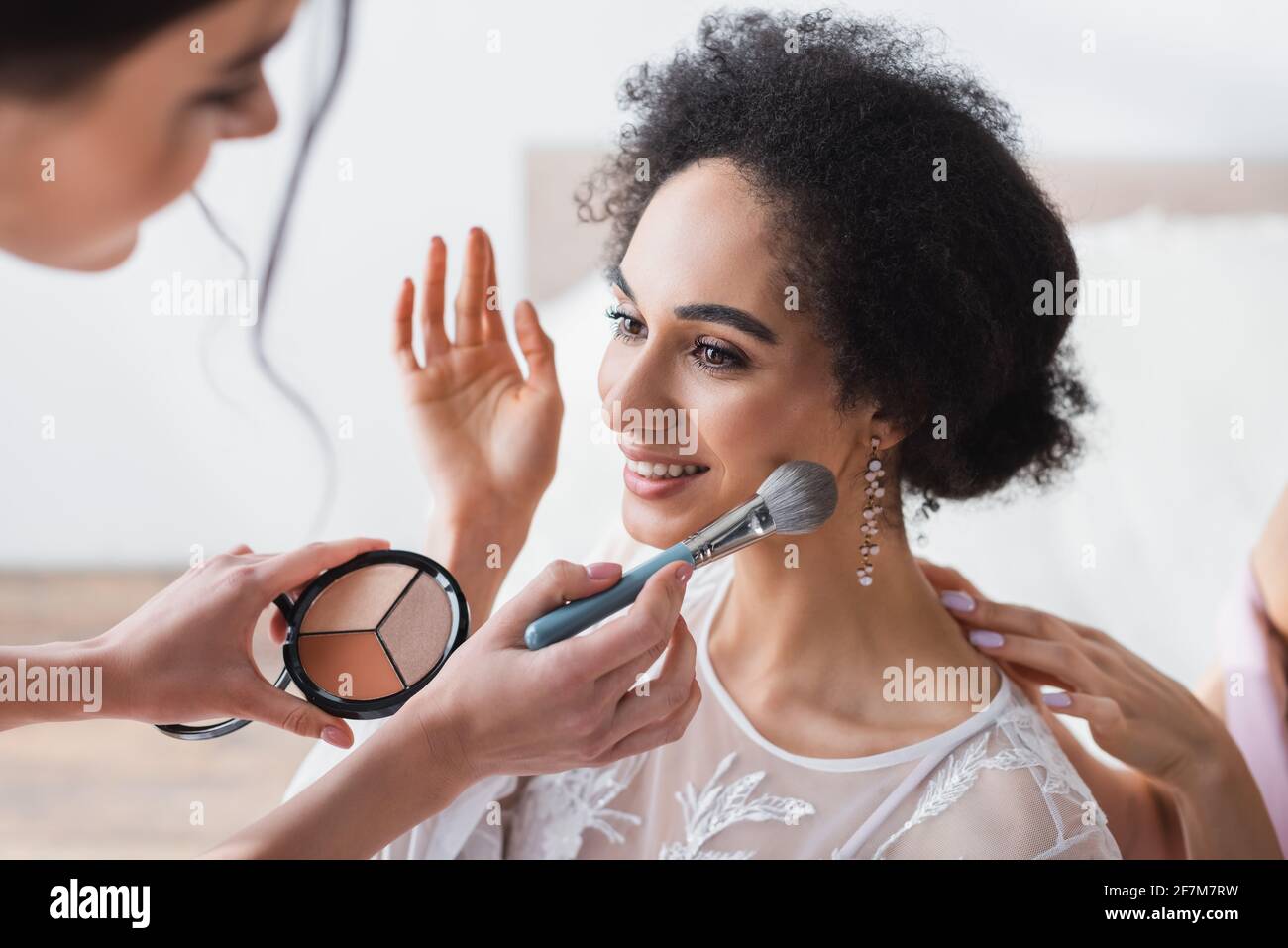 Beautiful woman applying highlighter hi-res stock photography and ...