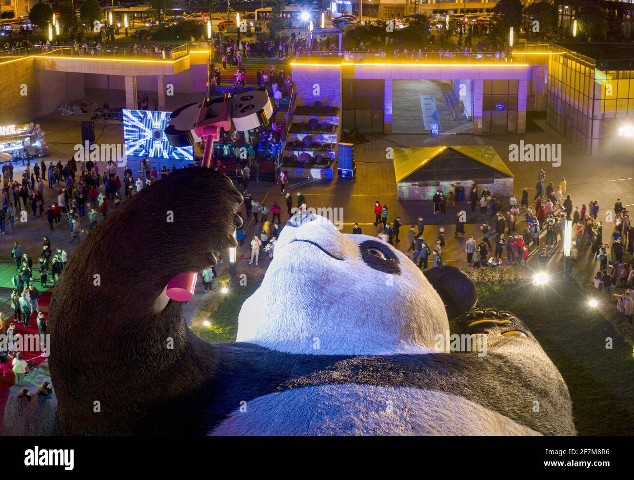 The selfie panda status attracts many tourists in Chengdu, Sichuan ...