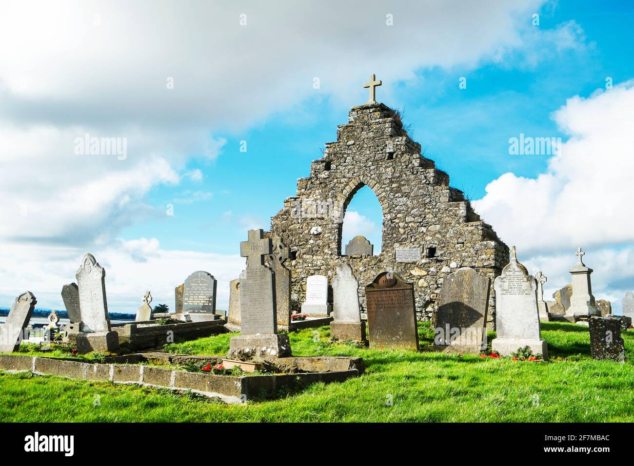 Old graveyard church ruins hi-res stock photography and images - Alamy