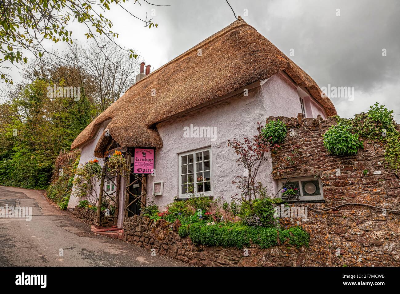 Thatched shop hi-res stock photography and images - Alamy