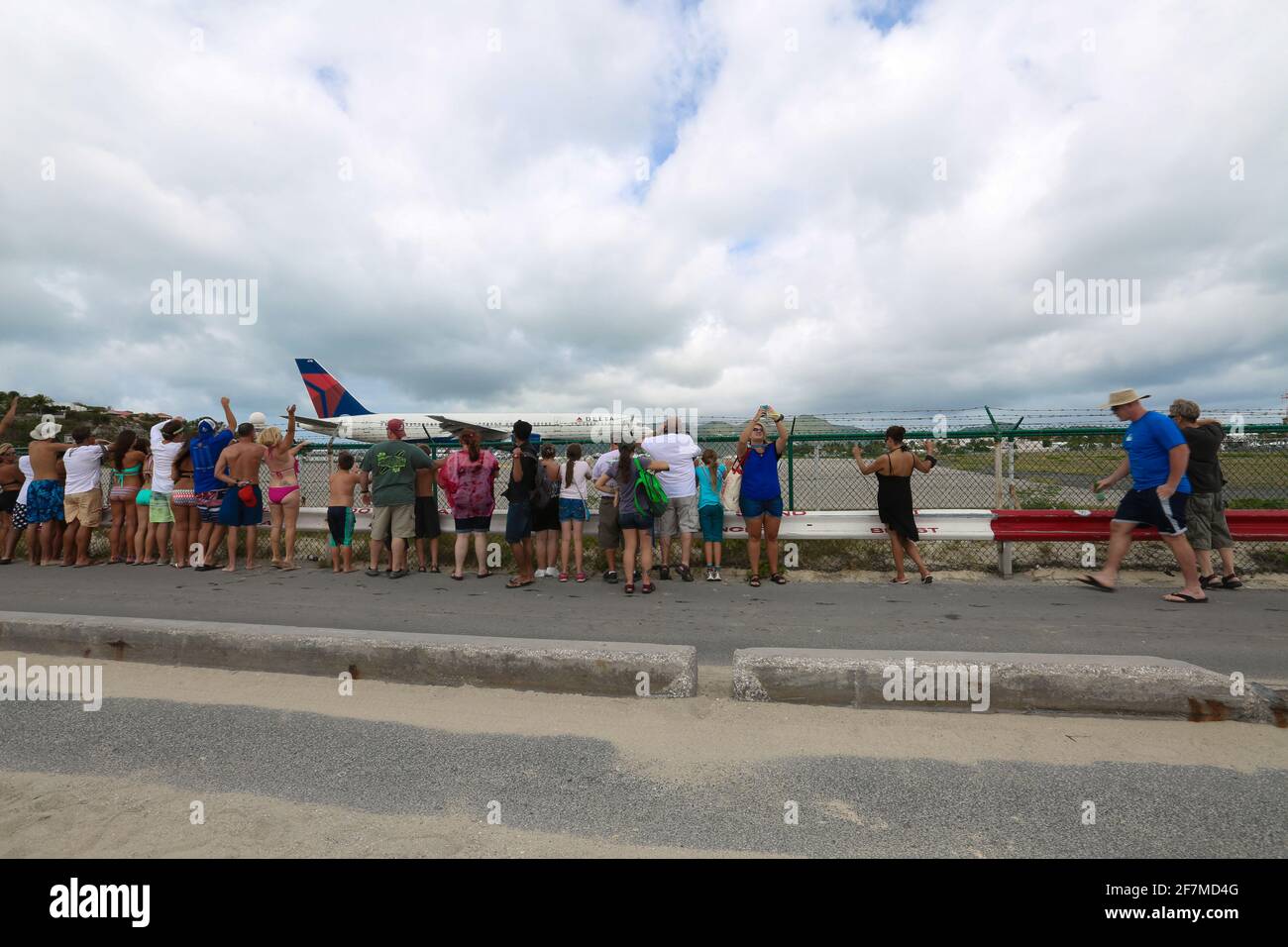Delta flight ready to take off,Tourists receiving jet blast at Maho ...