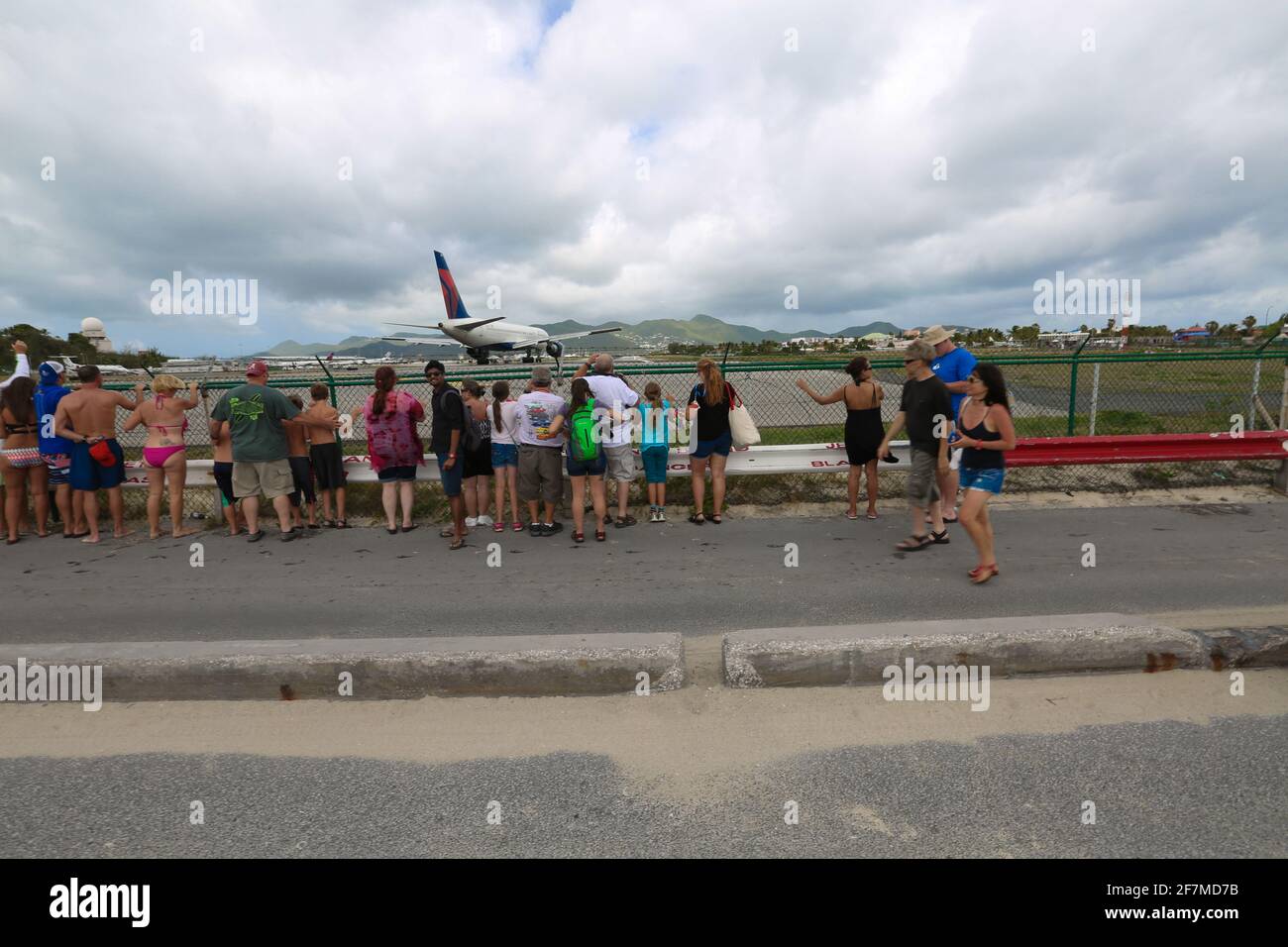 Delta flight ready to take off,Tourists receiving jet blast at Maho ...