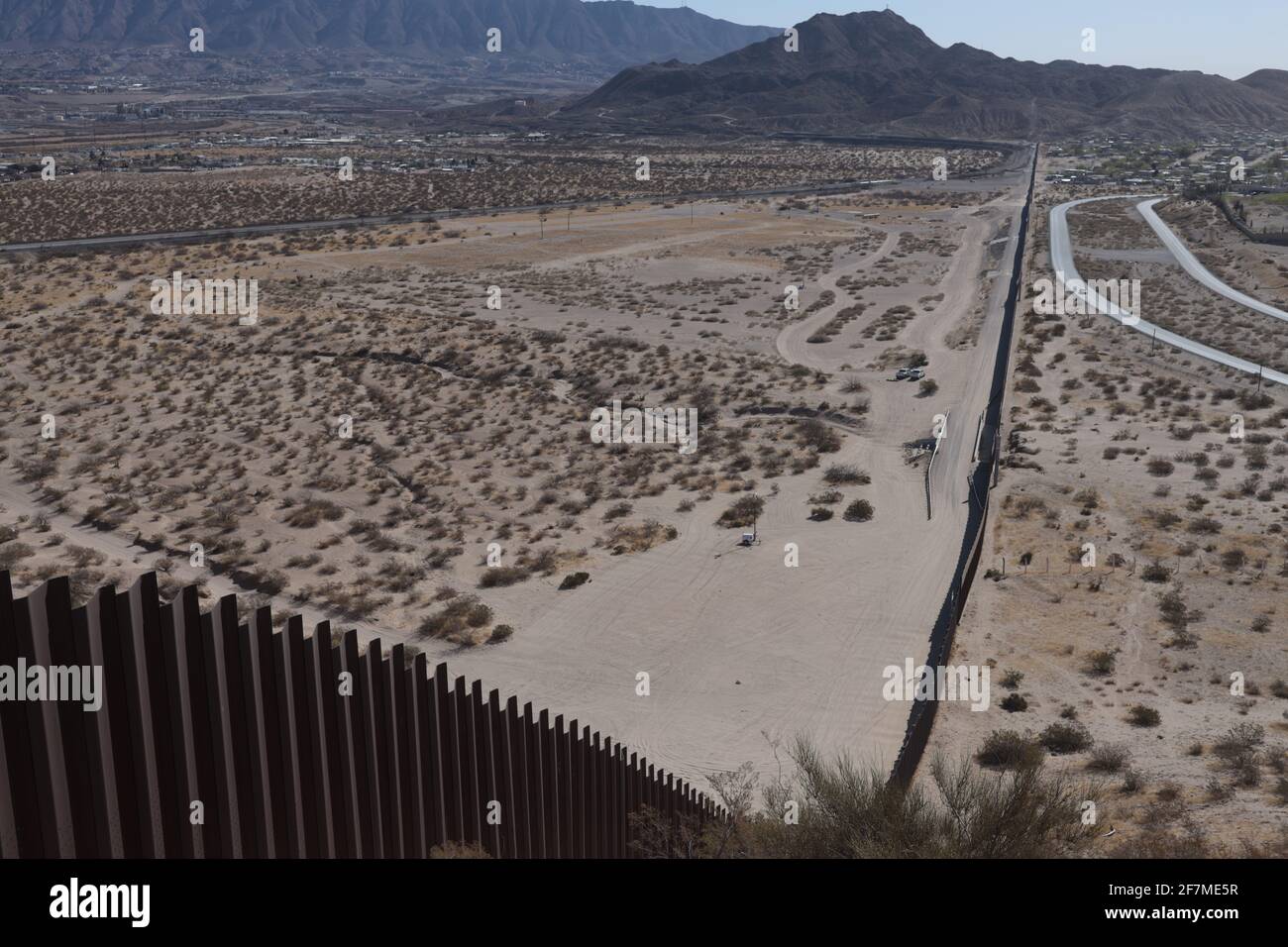 The border wall United States - Mexico (in English: Mexico – United ...