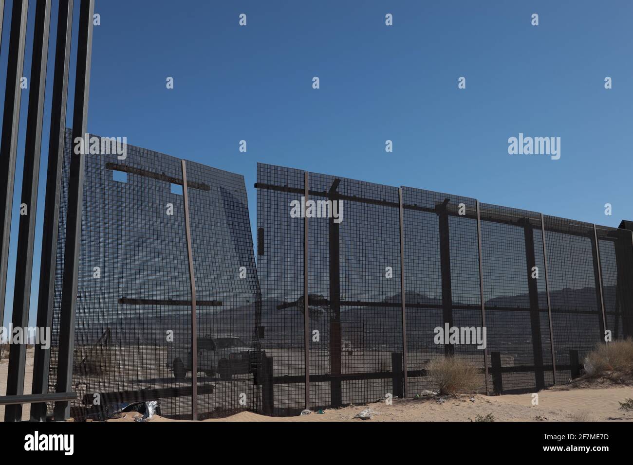 The border wall United States - Mexico (in English: Mexico – United ...