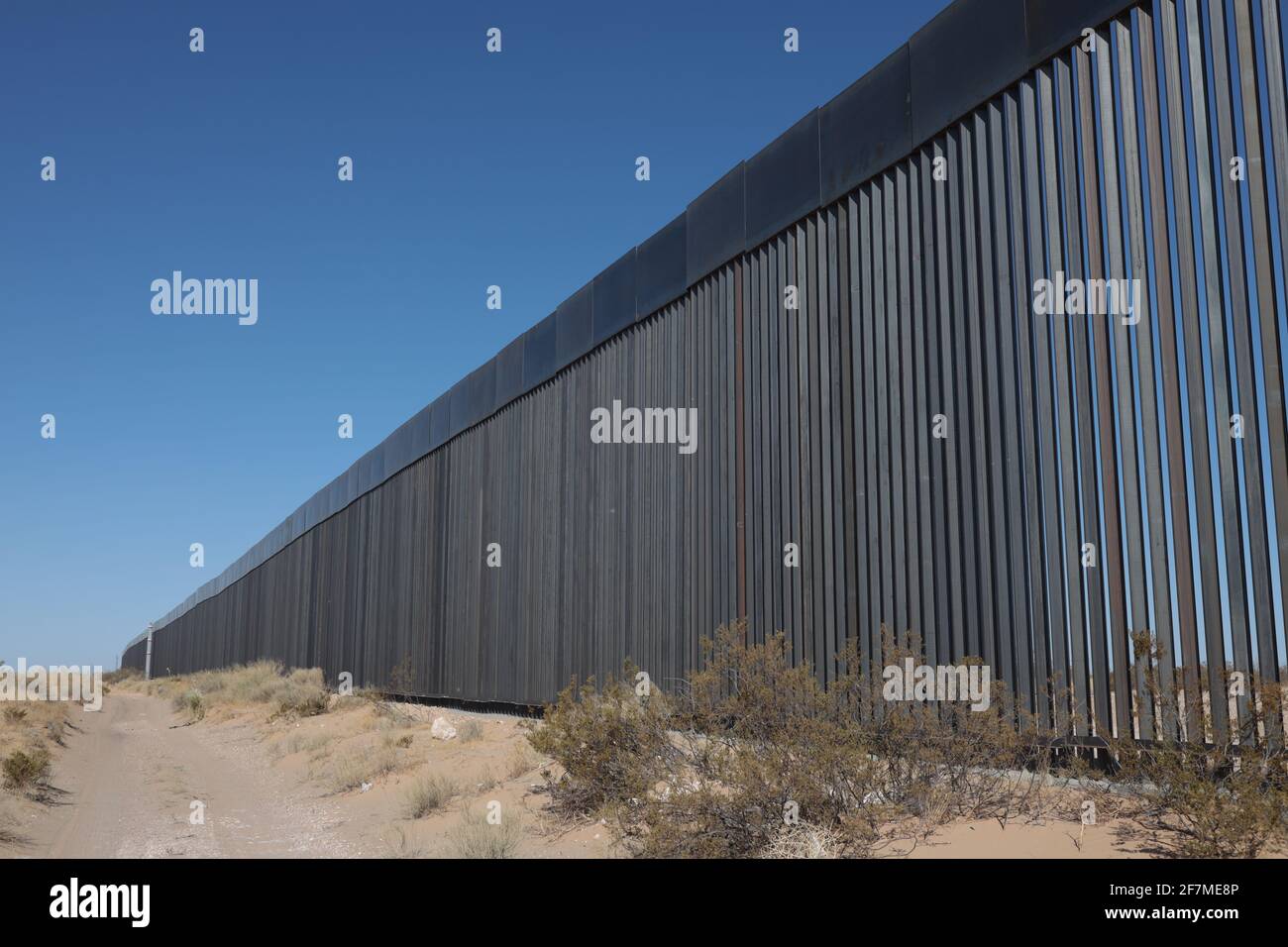The border wall United States - Mexico (in English: Mexico – United ...
