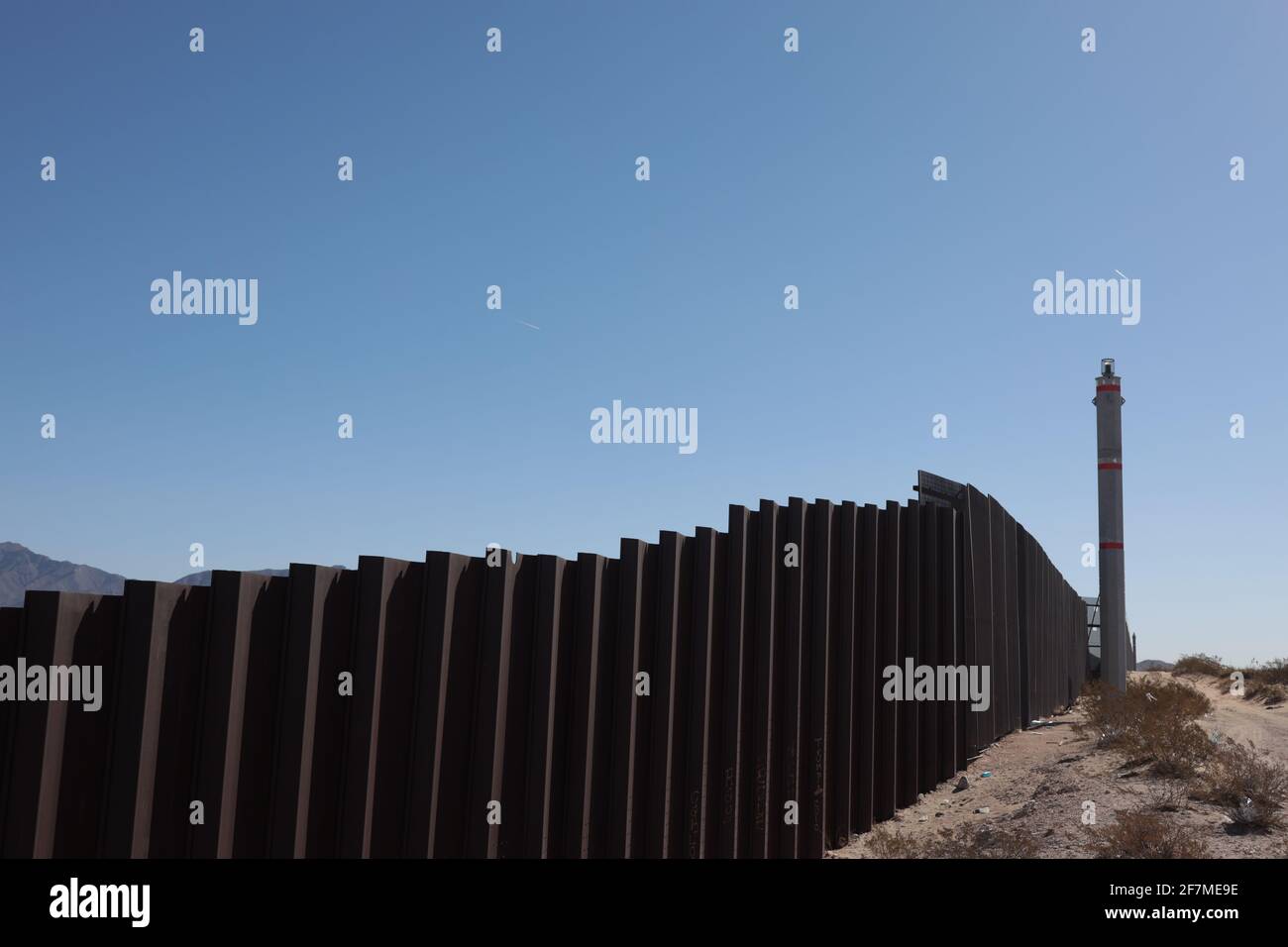 The border wall United States - Mexico (in English: Mexico – United ...