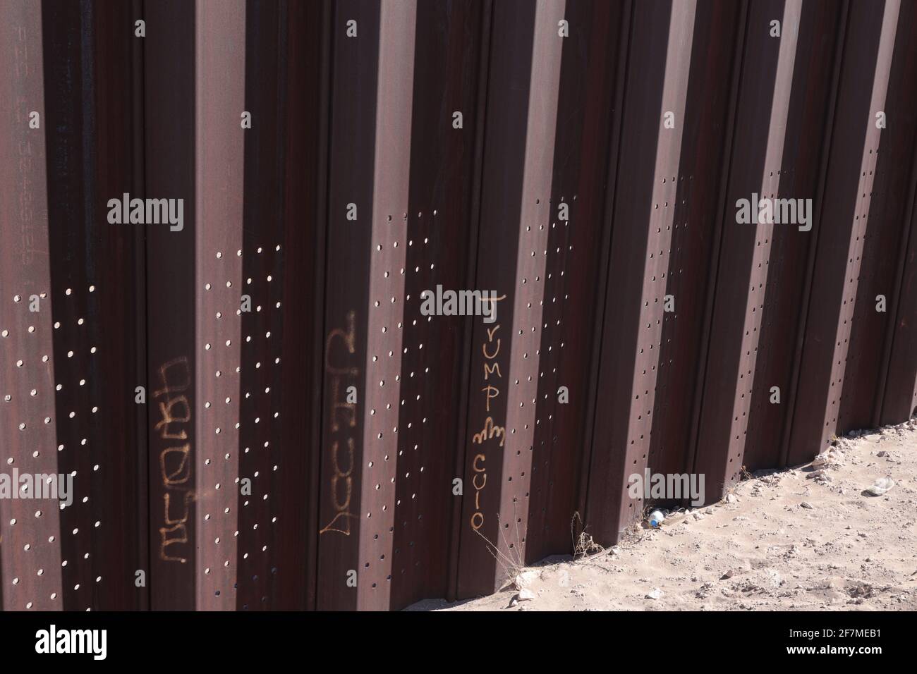 The border wall United States - Mexico (in English: Mexico – United ...