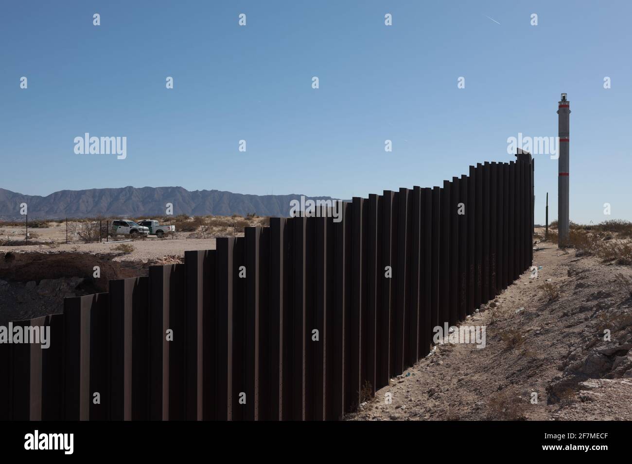 The border wall United States - Mexico (in English: Mexico – United ...