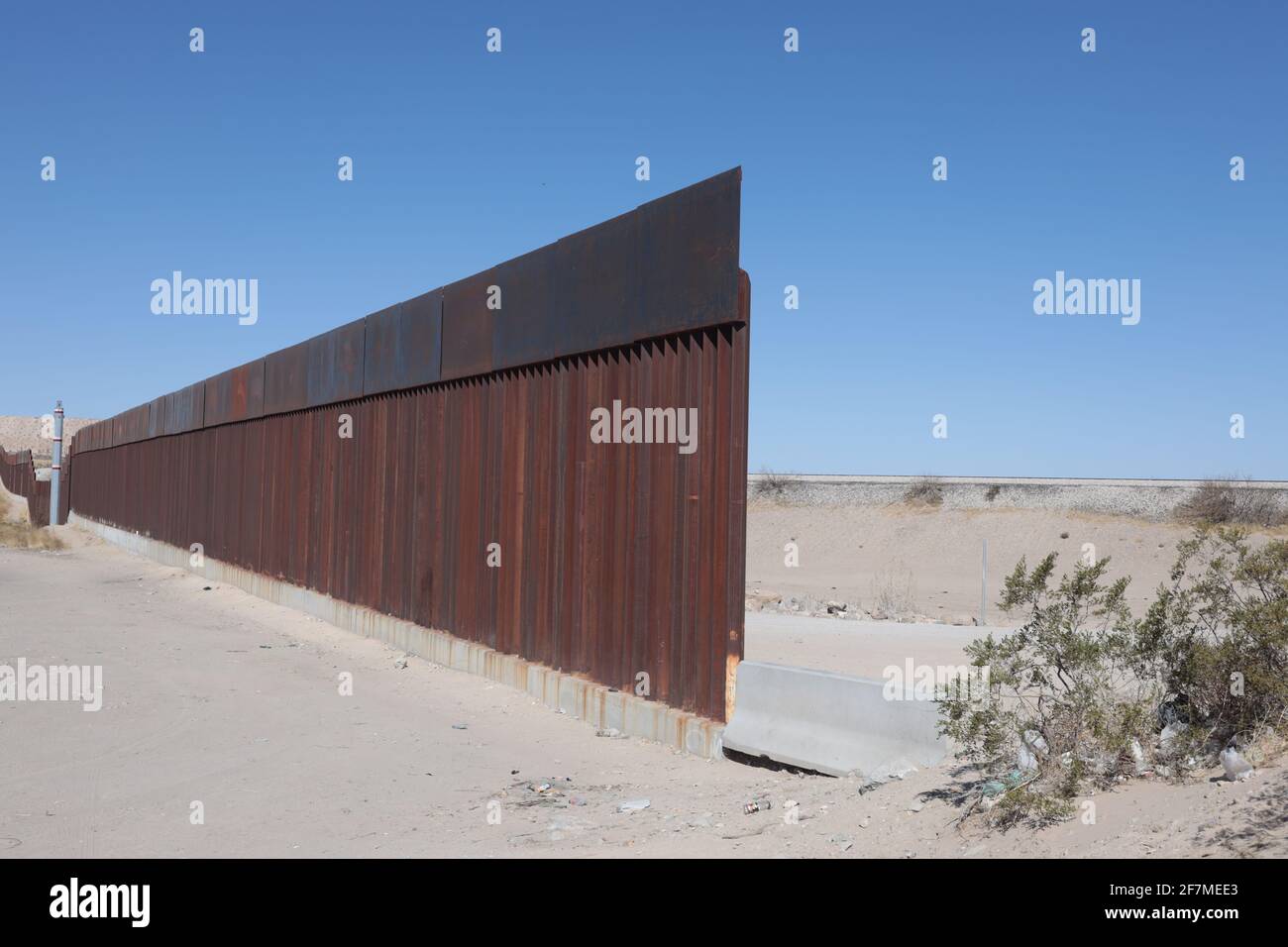 The border wall United States - Mexico (in English: Mexico – United ...