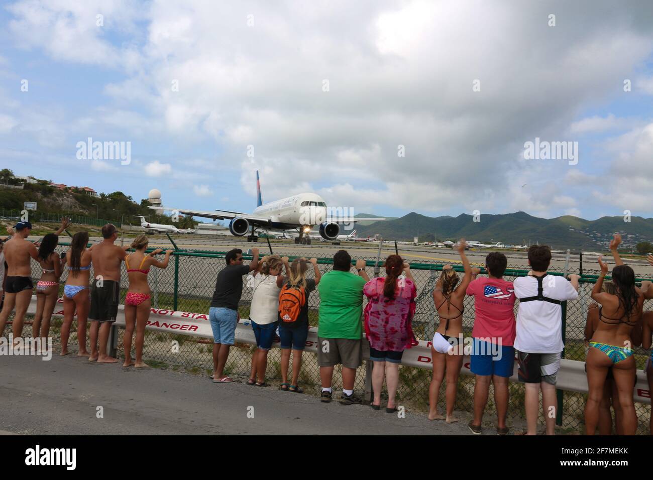St martin beach aeroplane hi-res stock photography and images - Alamy