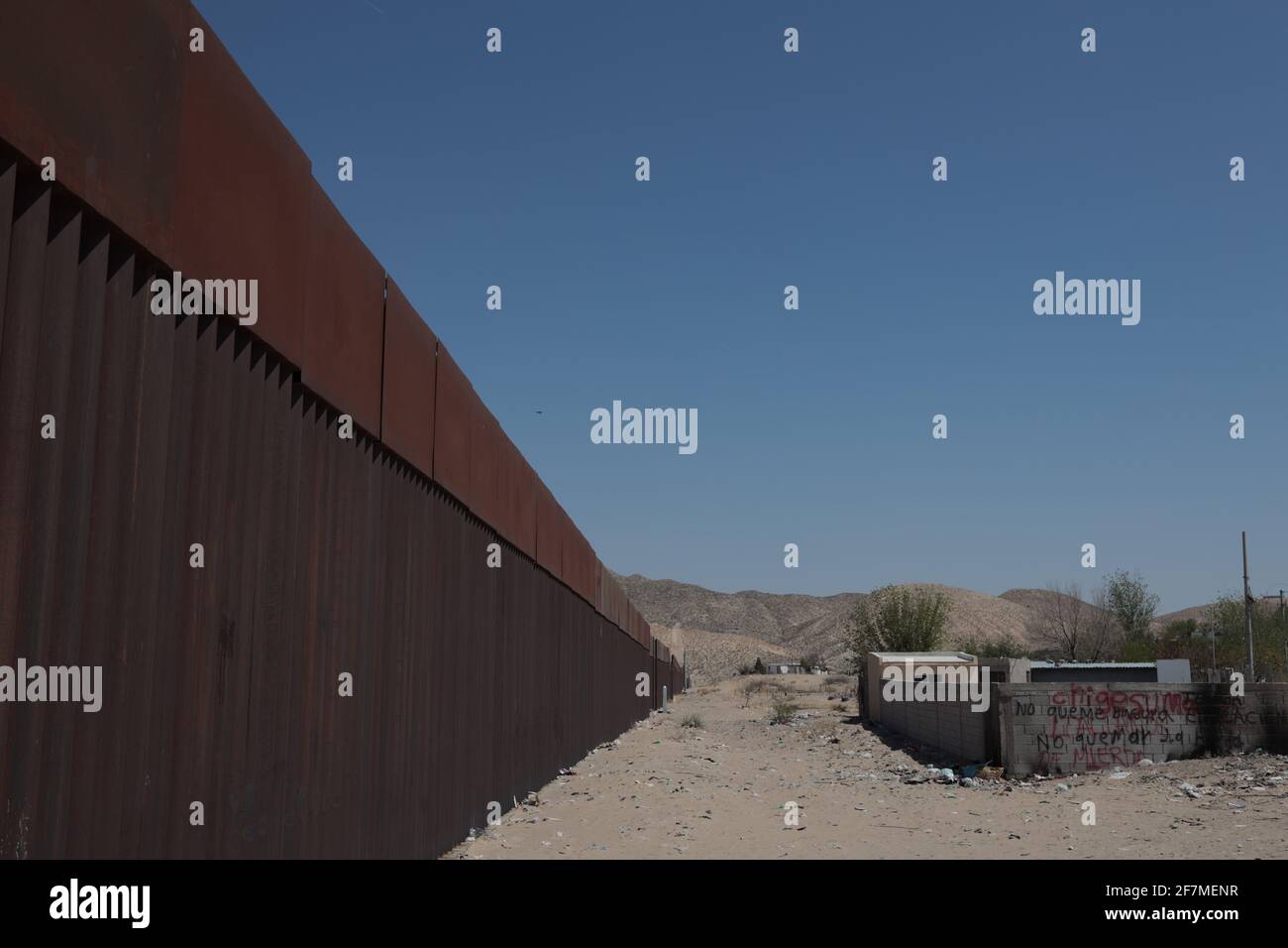 The border wall United States - Mexico (in English: Mexico – United ...