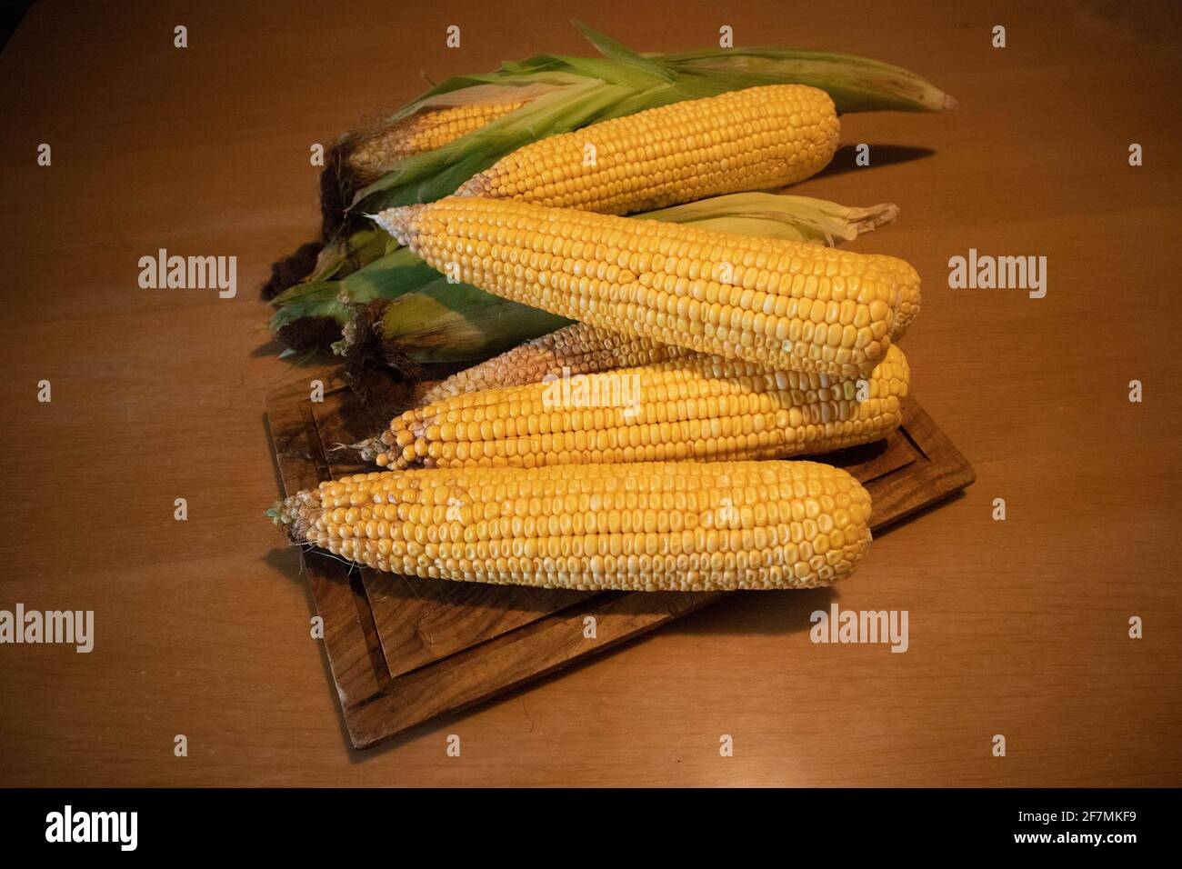 Fresh tender yellow corn on the cob Stock Photo - Alamy