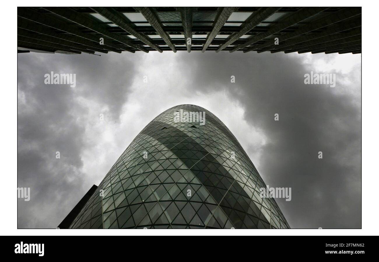 The Gherkin.....in the city of Londonpic David Sandison 21/4/2004 Stock ...