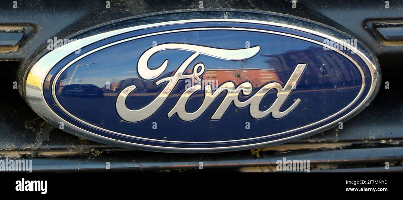 Ford badge blue oval hi-res stock photography and images - Alamy