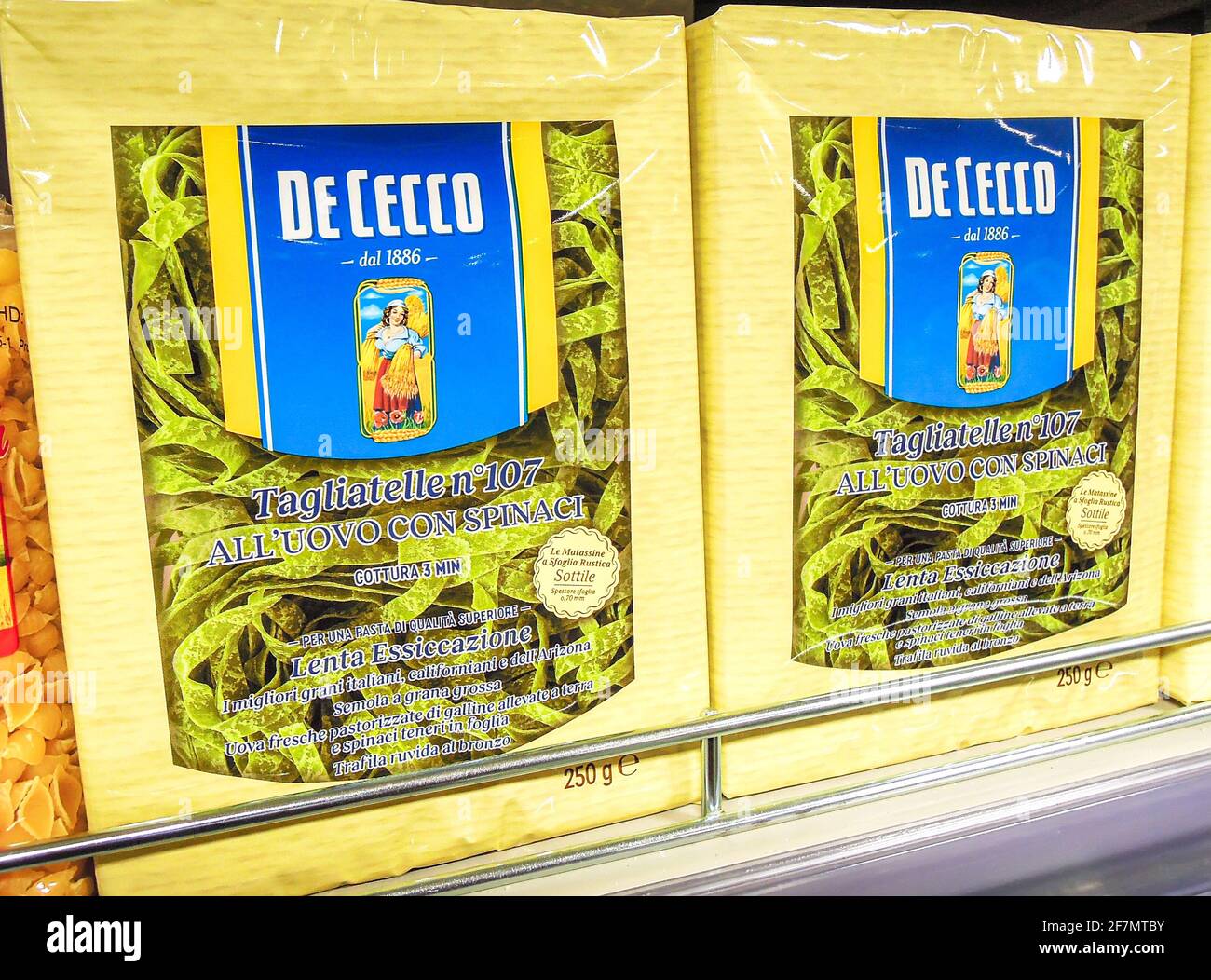 Pasta spaghetti supermarket shelf hi-res stock photography and images ...