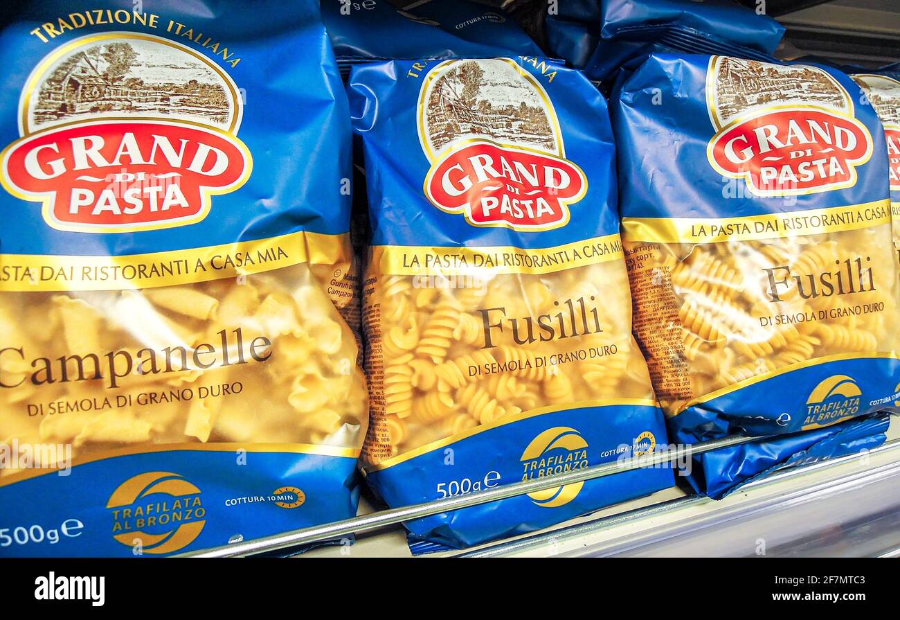 Pasta spaghetti supermarket shelf hi-res stock photography and images ...