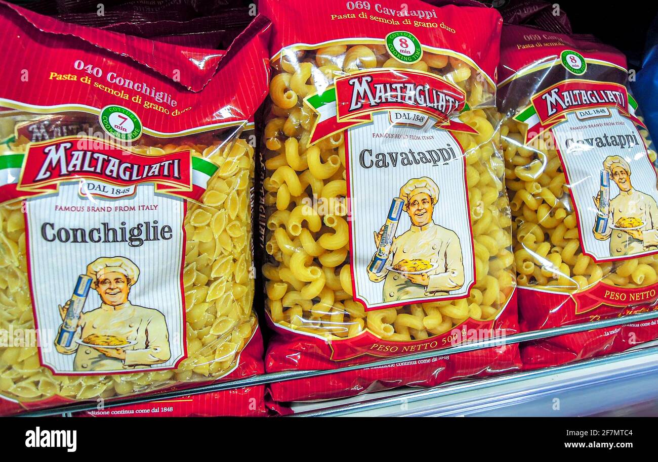 Pasta spaghetti supermarket shelf hi-res stock photography and images ...