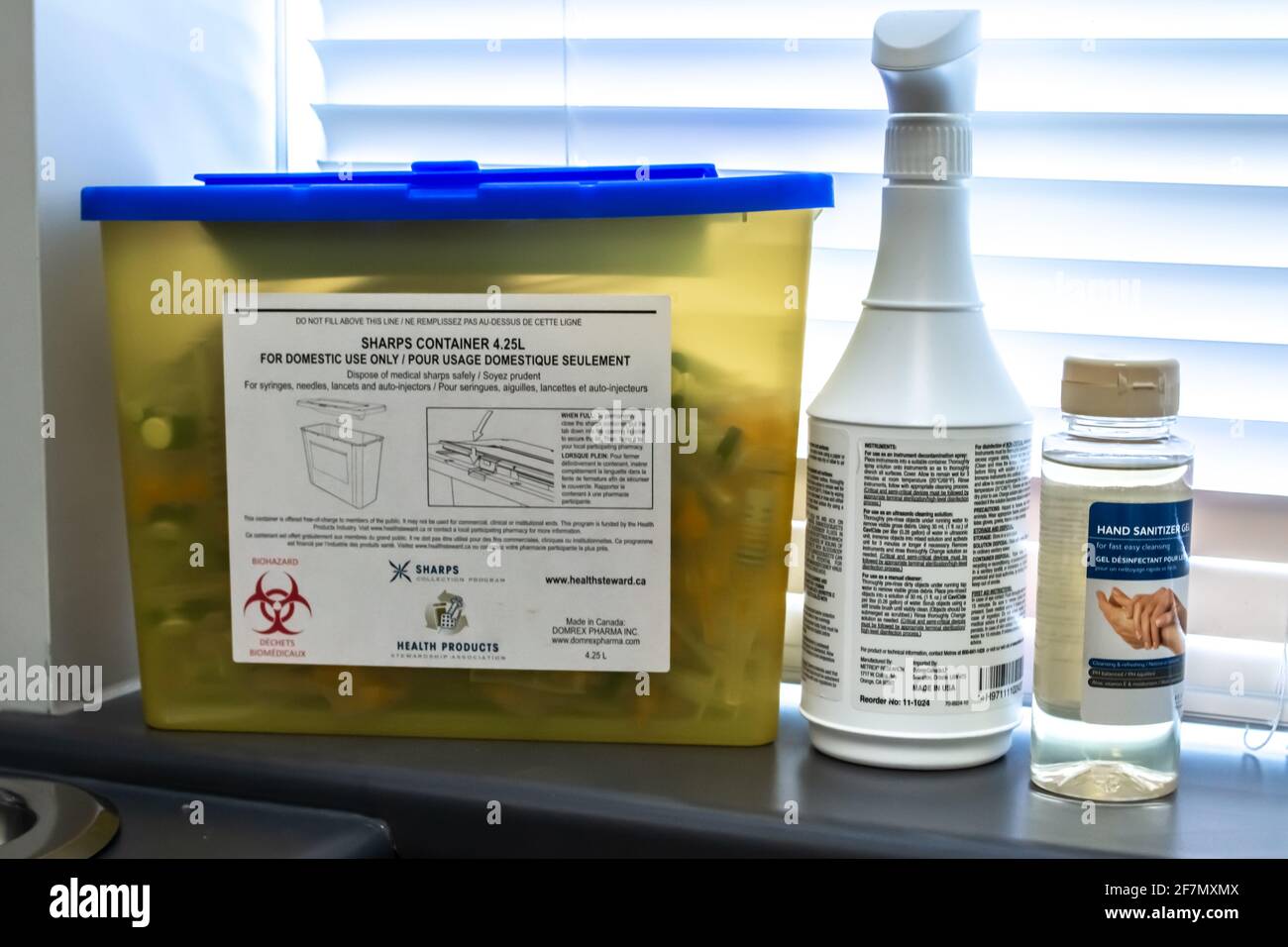 Sharps bin hi-res stock photography and images - Alamy