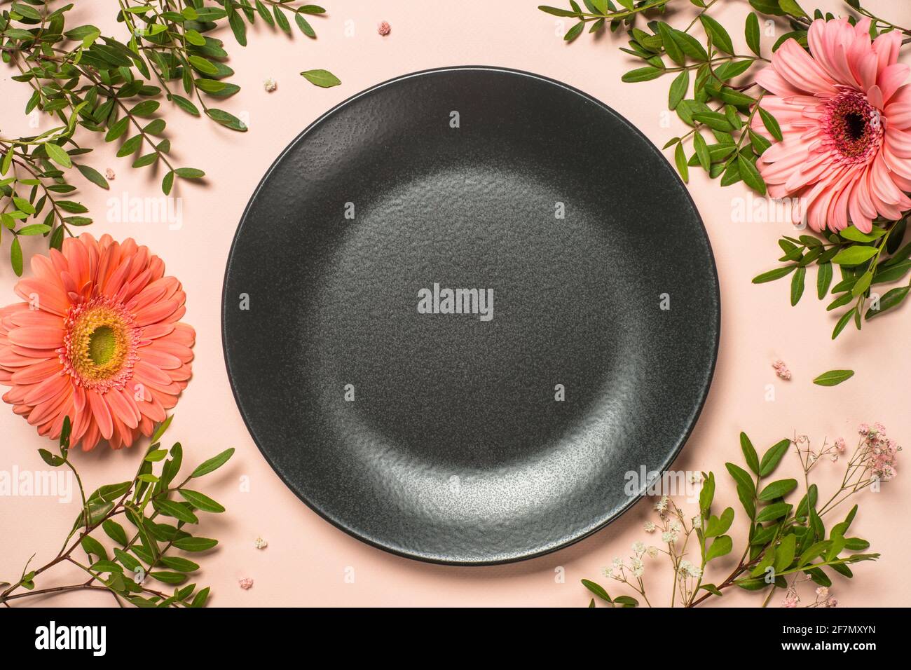 Table setting with plate and flowers top view Stock Photo - Alamy