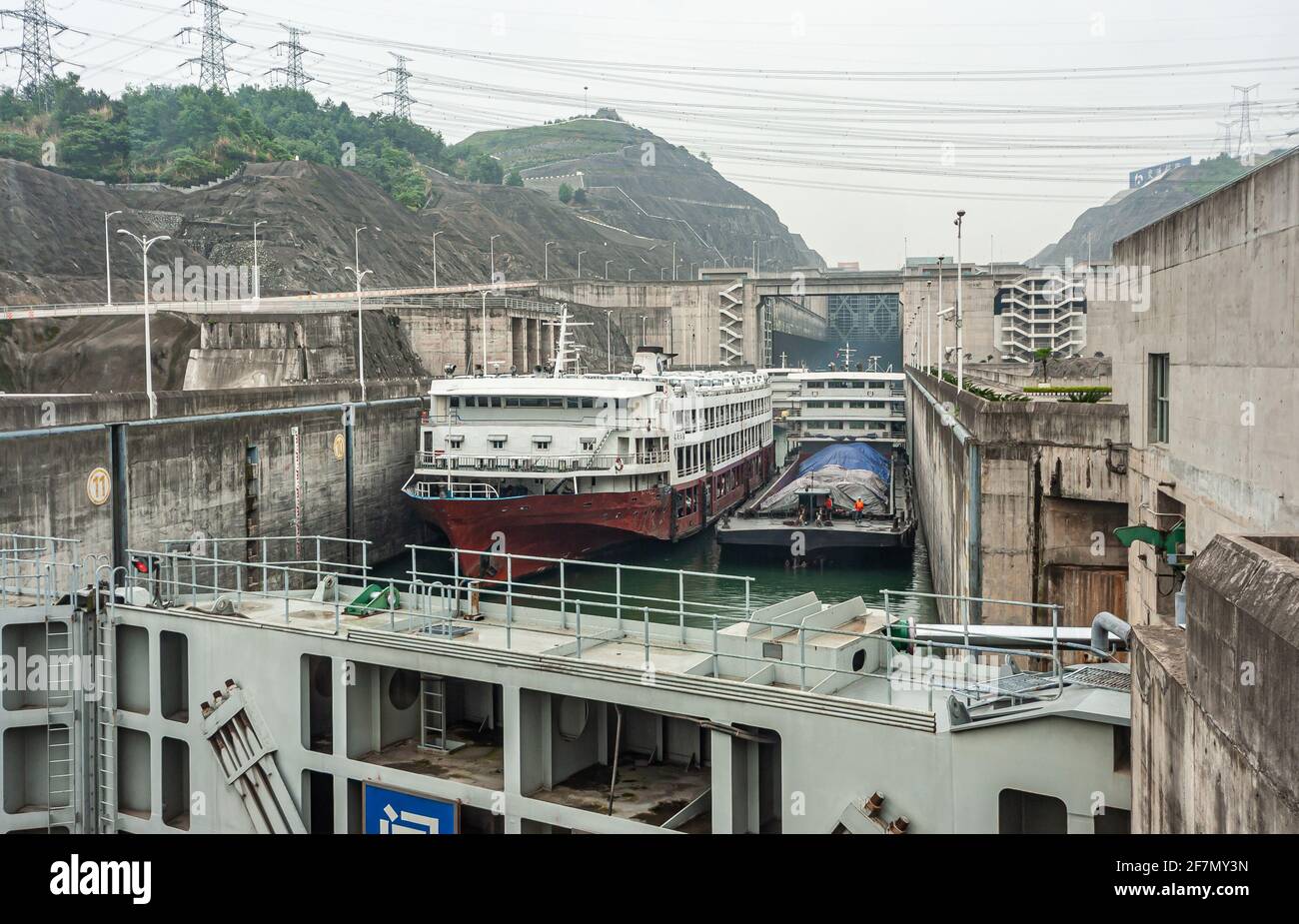 Three gorges dam ship lift hi-res stock photography and images - Alamy