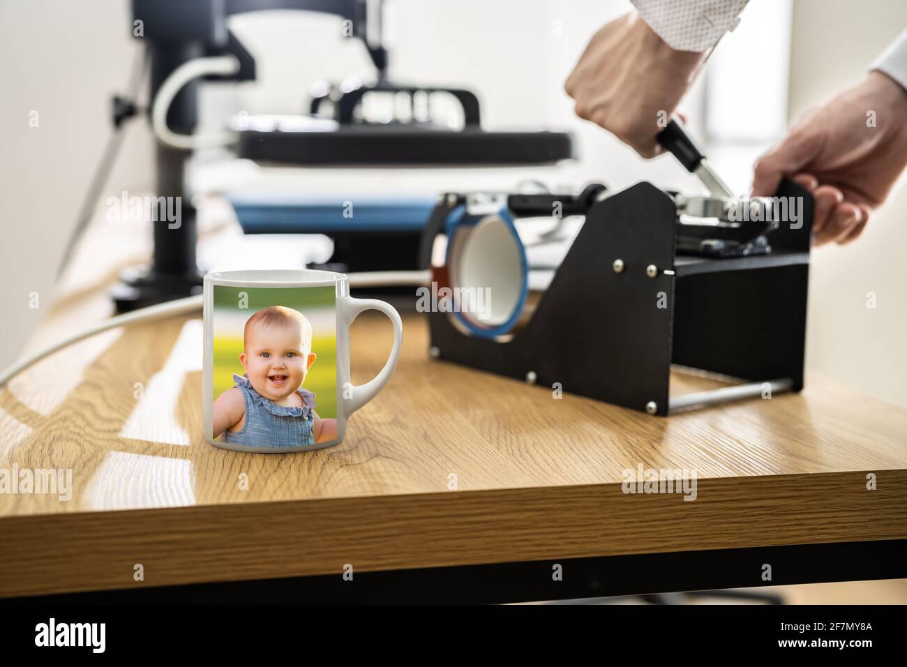 Mug Heat Transfer Print Press. Digital Merchandise Stock Photo - Alamy