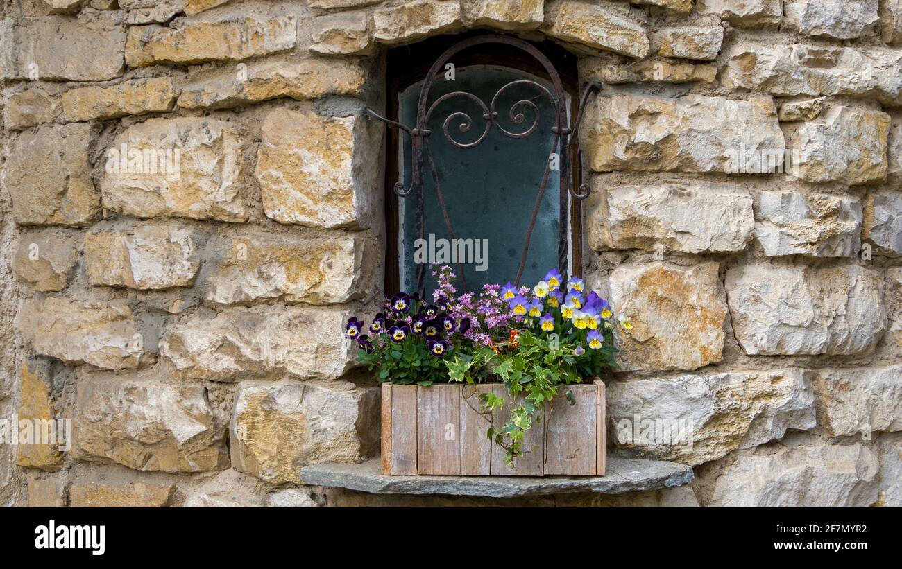 Stone window box hi-res stock photography and images - Alamy