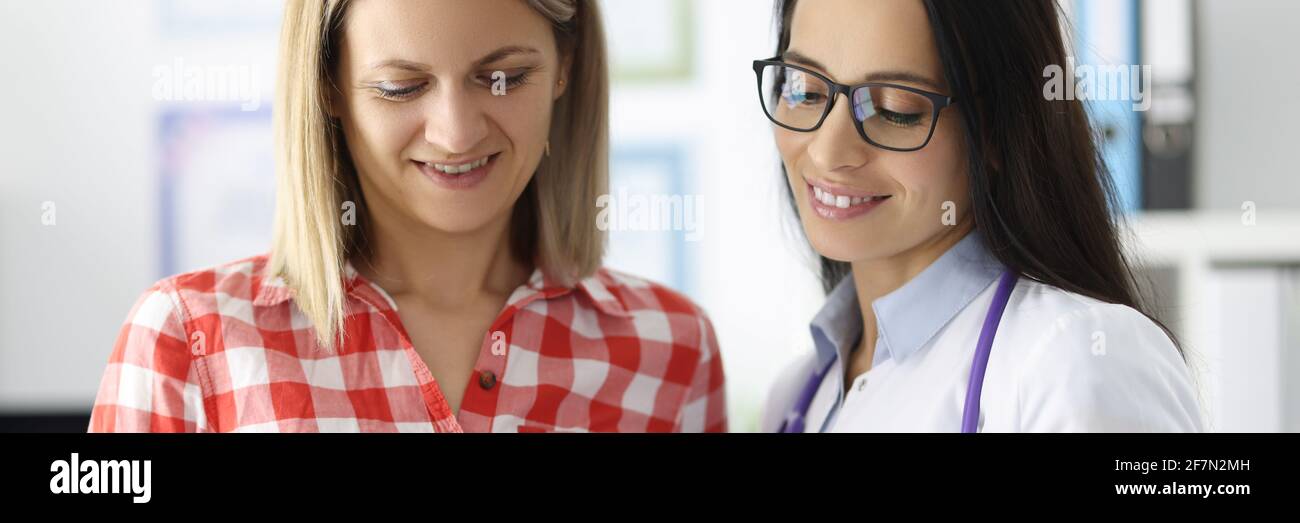 Doctor patient look documents hi-res stock photography and images - Alamy