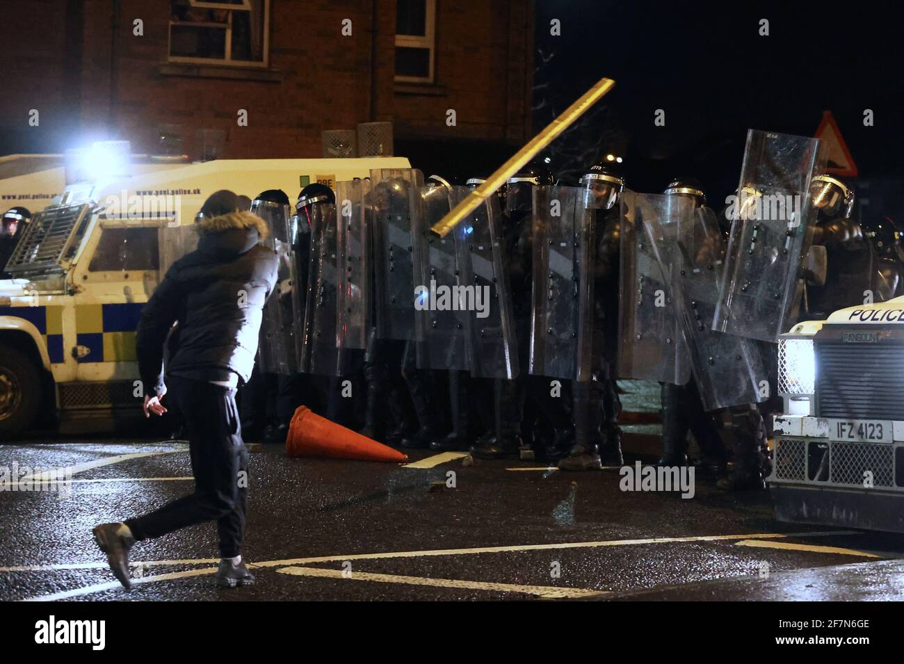 Belfast riot 2021 hi-res stock photography and images - Alamy