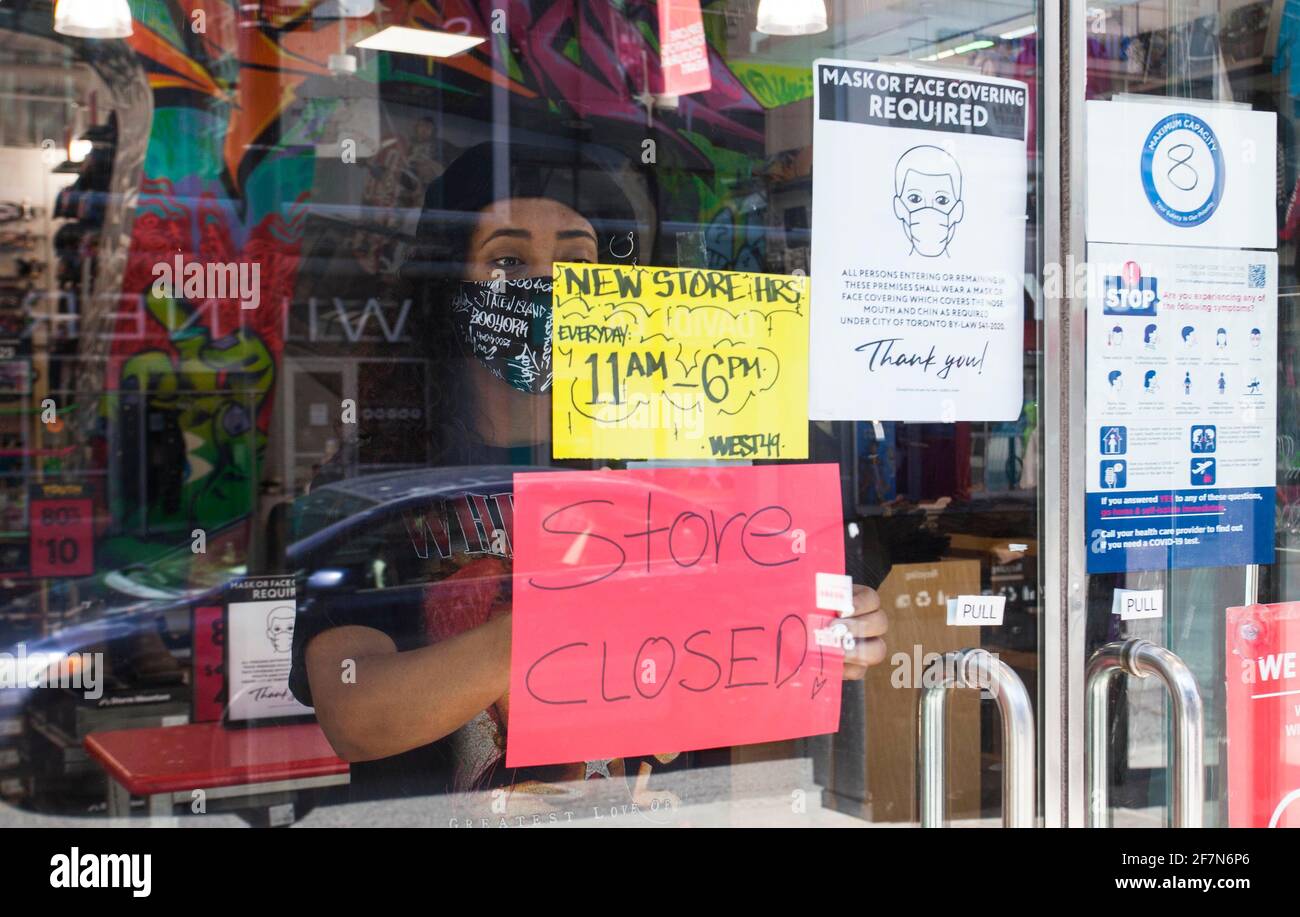 Store closed sign hi-res stock photography and images - Alamy