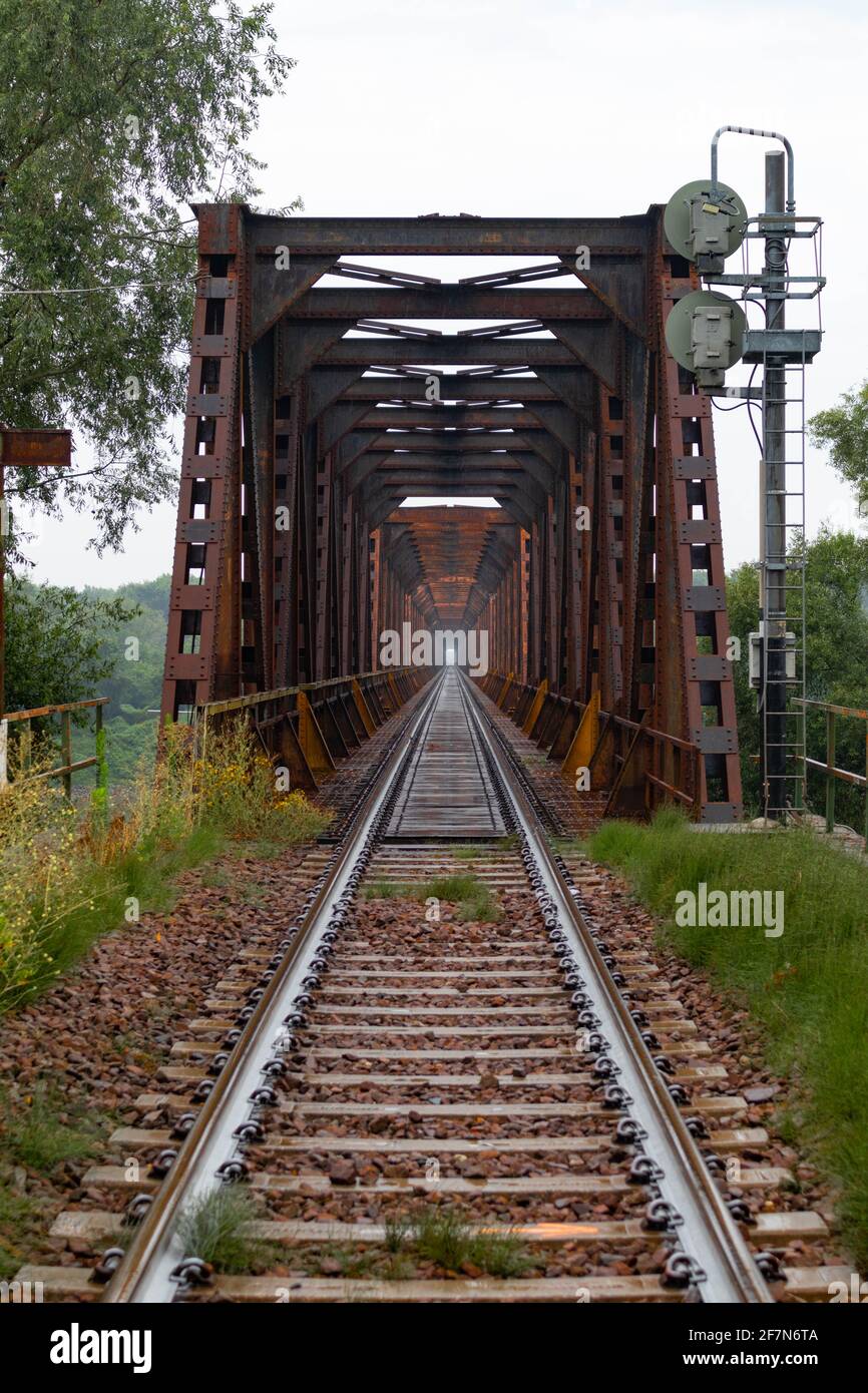 Old steel train bridge Casalmaggiore, Lombardia, Italia Stock Photo - Alamy