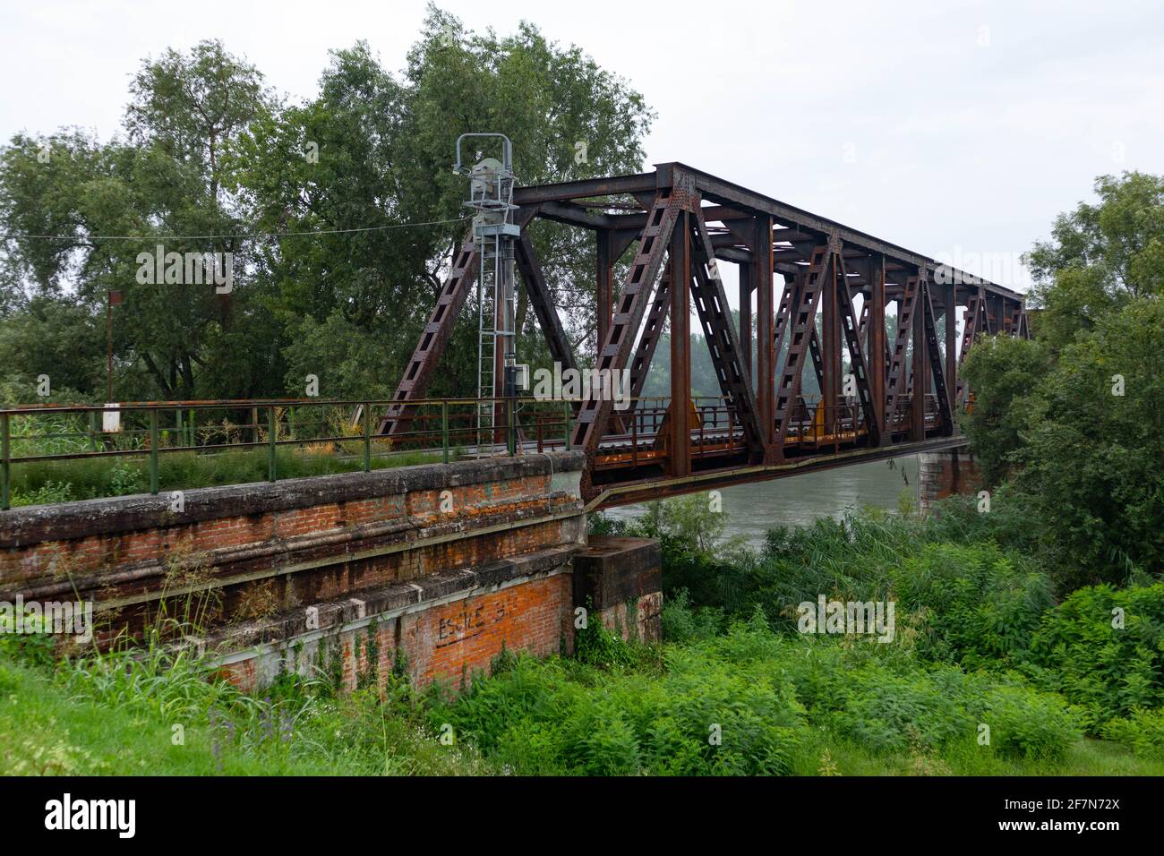 Old steel train bridge Casalmaggiore, Lombardia, Italia Stock Photo - Alamy