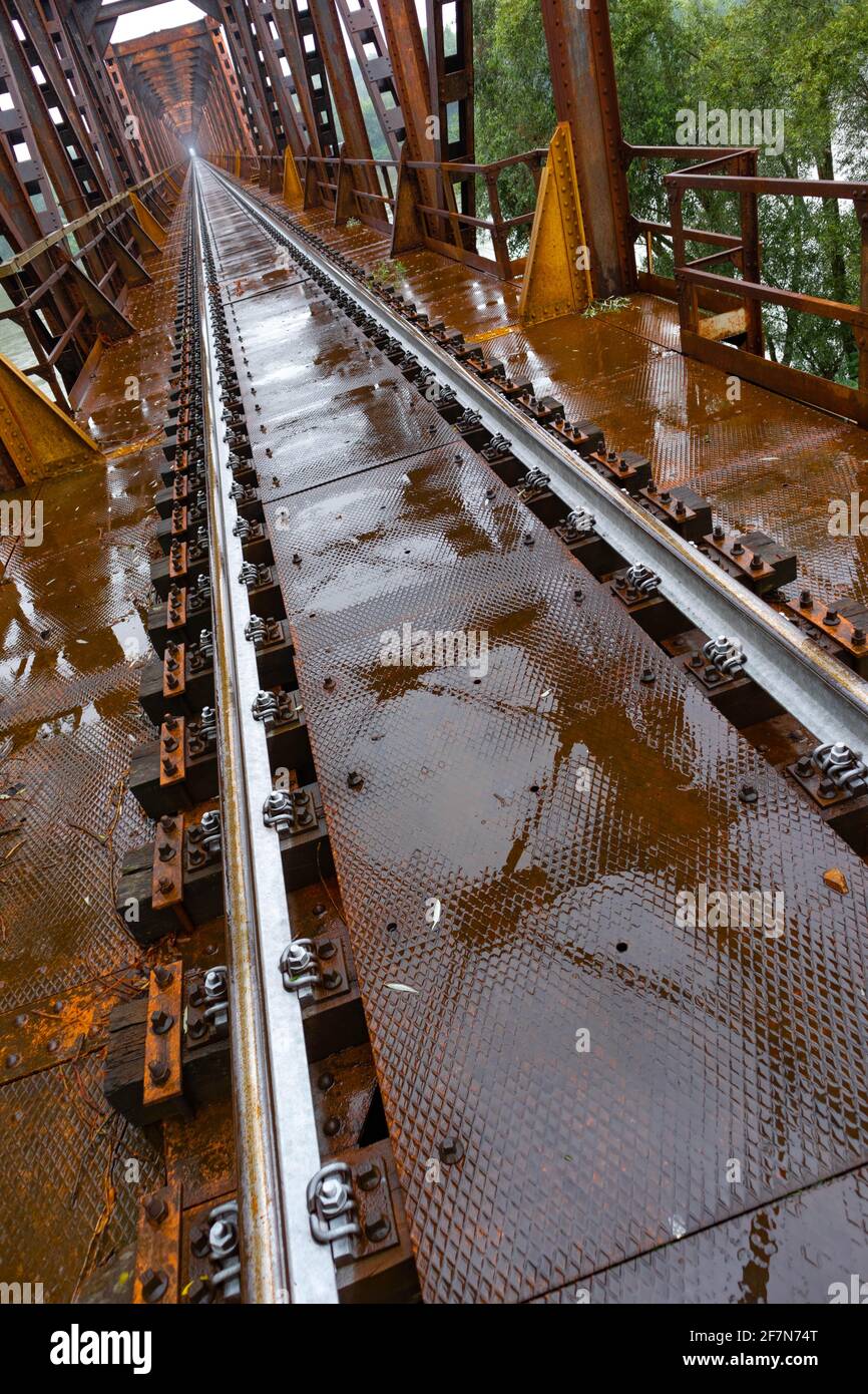 Old steel train bridge Casalmaggiore, Lombardia, Italia Stock Photo - Alamy