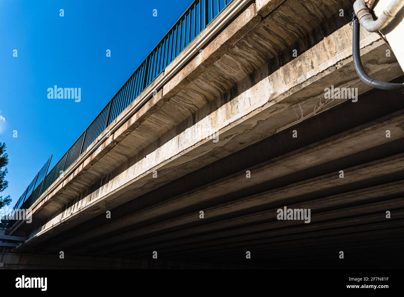 Cement beams support the weight of a bridge over a road Stock Photo - Alamy