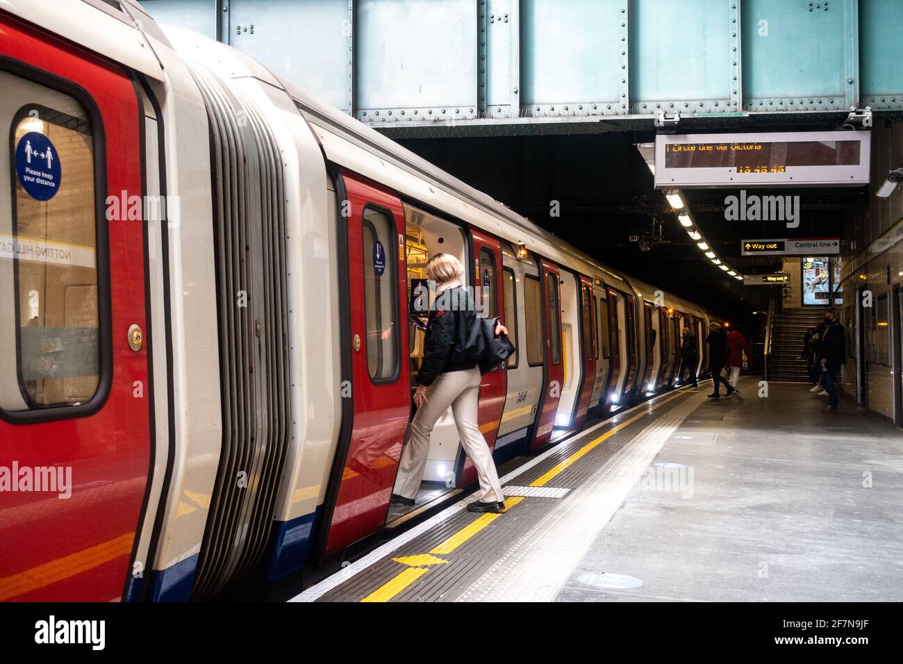 London notting hill gate station hi-res stock photography and images ...