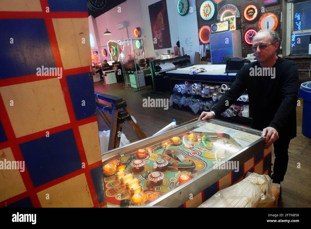 Pinball store hi-res stock photography and images - Alamy