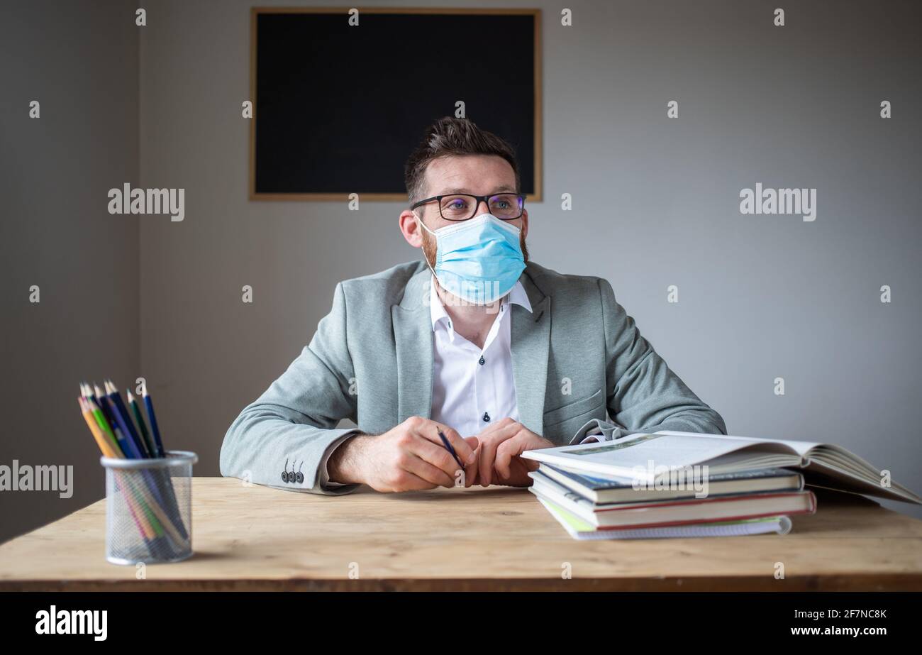 teacher in classroom wearing a medical mask school reopening Stock ...