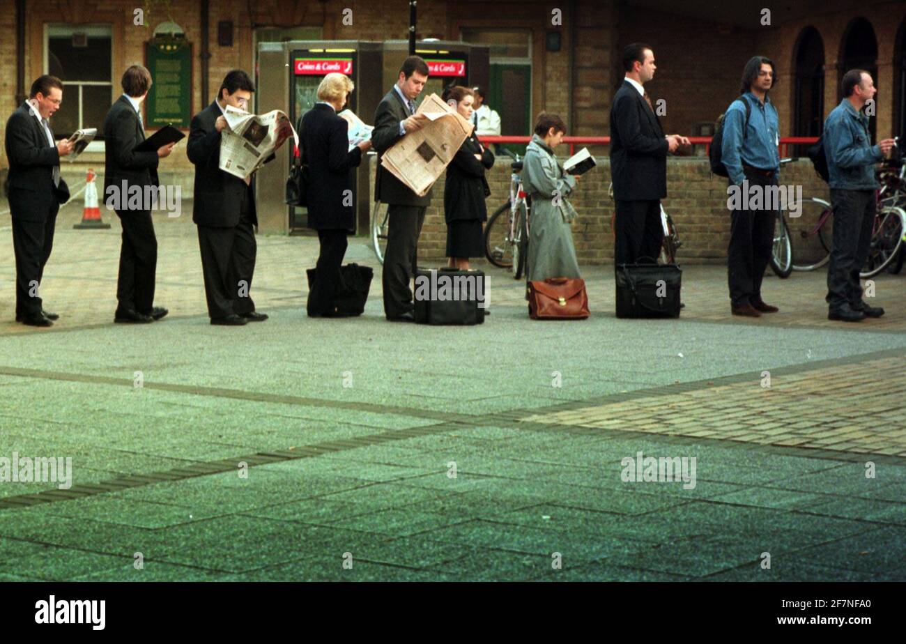Passengers queuing at Reading Station September 1997for trains to ...