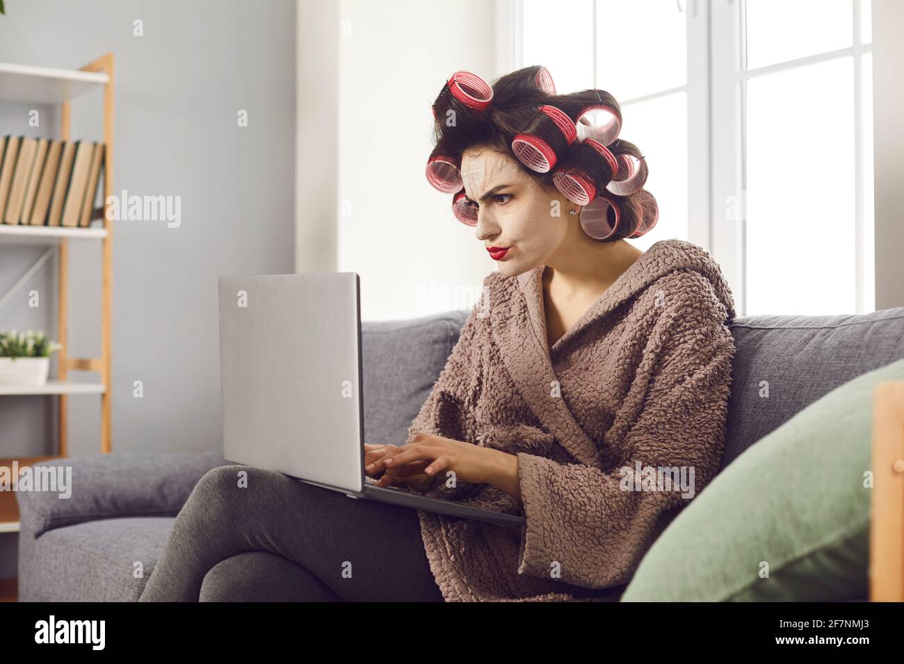 Angry woman laptop hi-res stock photography and images - Alamy