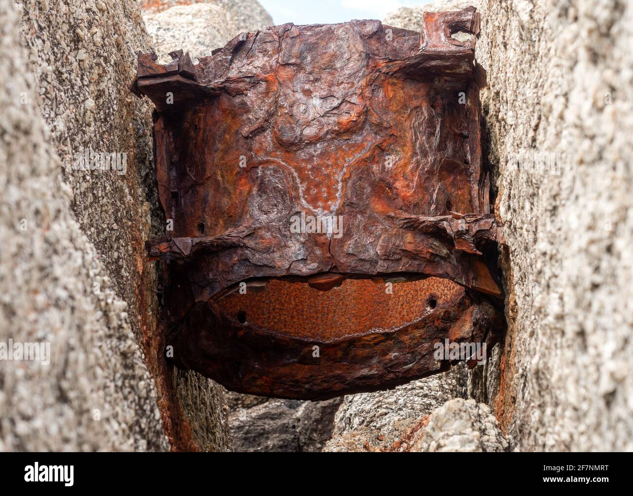 Wedged between rocks hi-res stock photography and images - Alamy