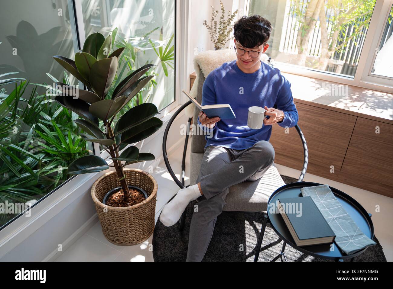 Asian man wearing glasses reading hi-res stock photography and images ...