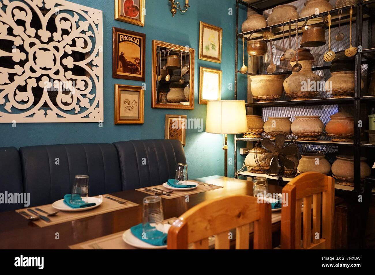 Old british pub counter hi-res stock photography and images - Alamy